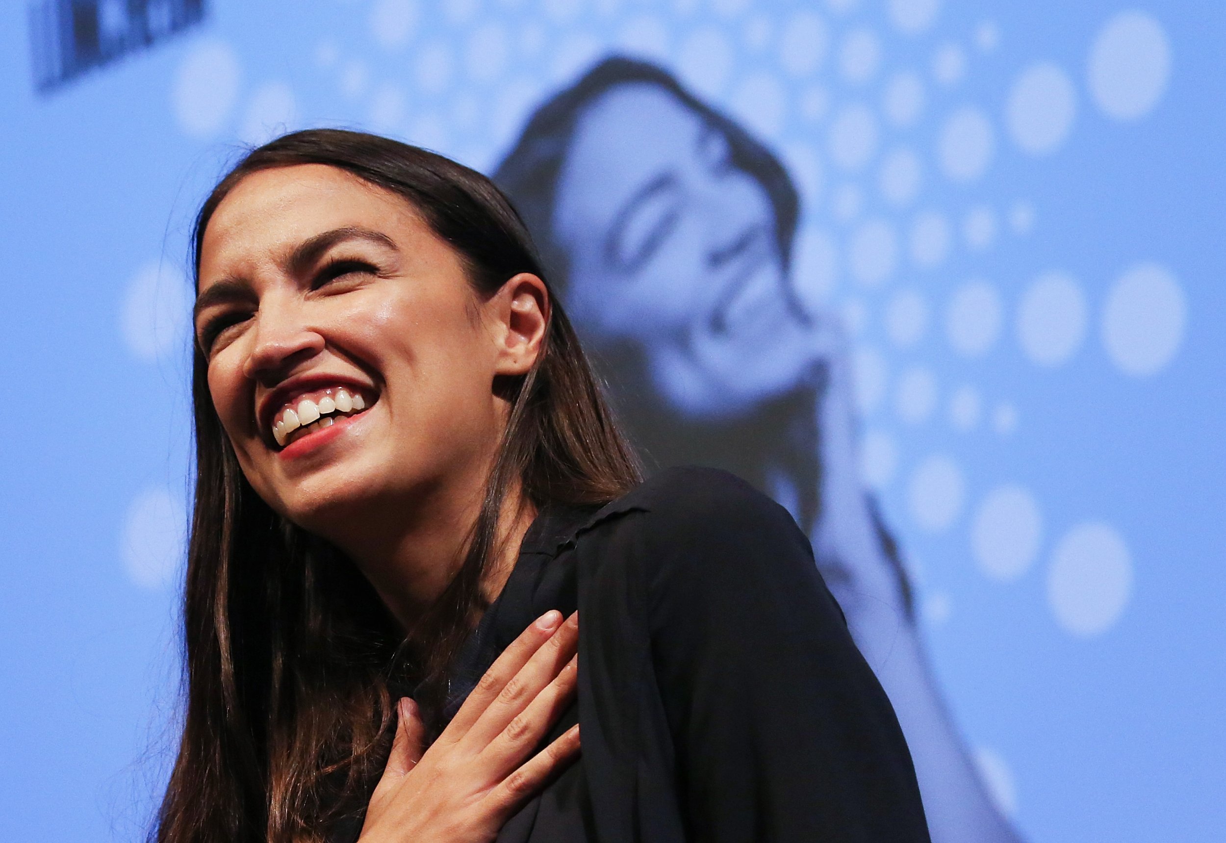 Alexandria Ocasio Cortez Is So Good At Twitter She Is Teaching Her
