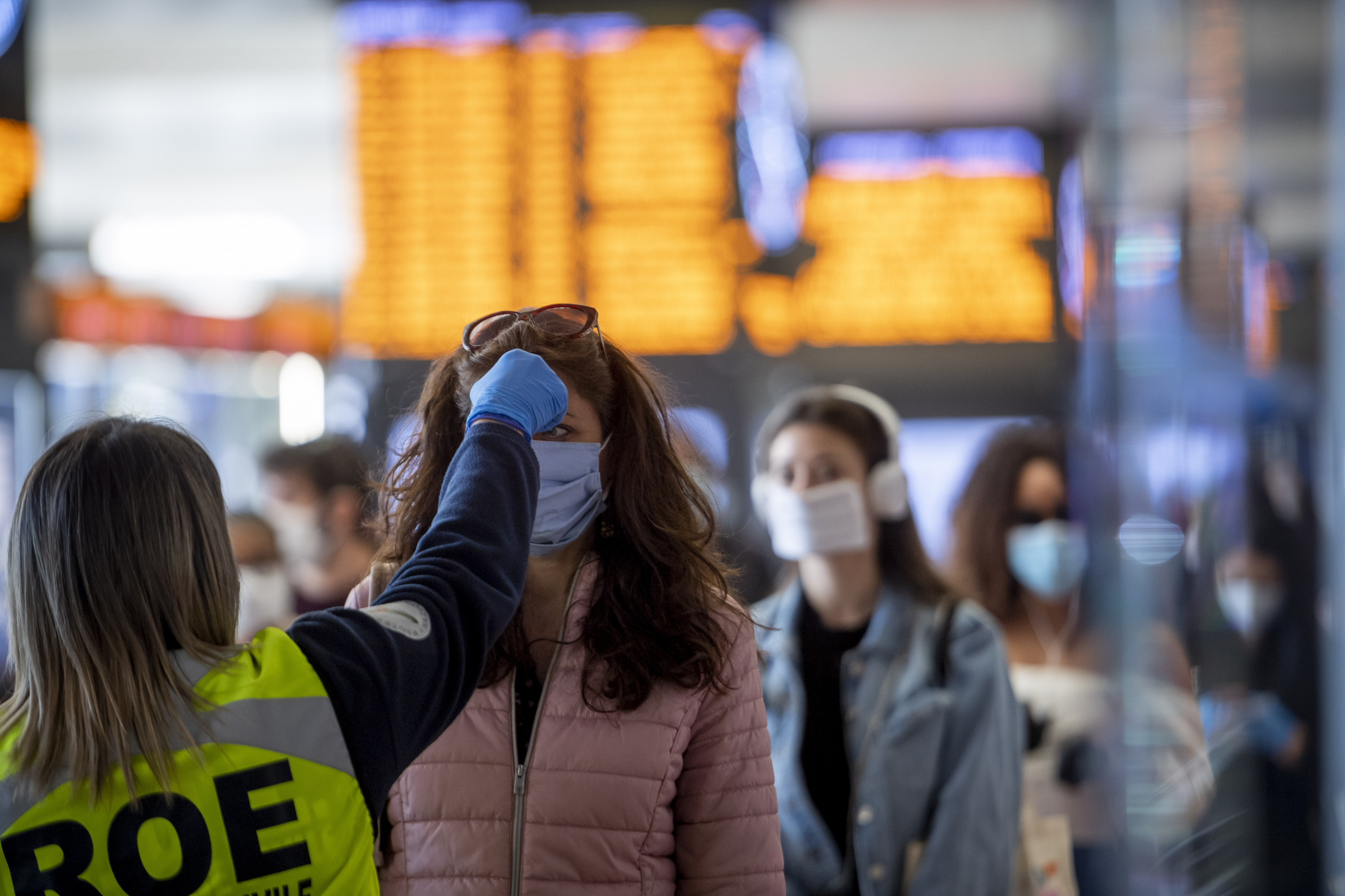 Italy Slowly Reopens After Lockdown: Pictures Show Social Distancing ...