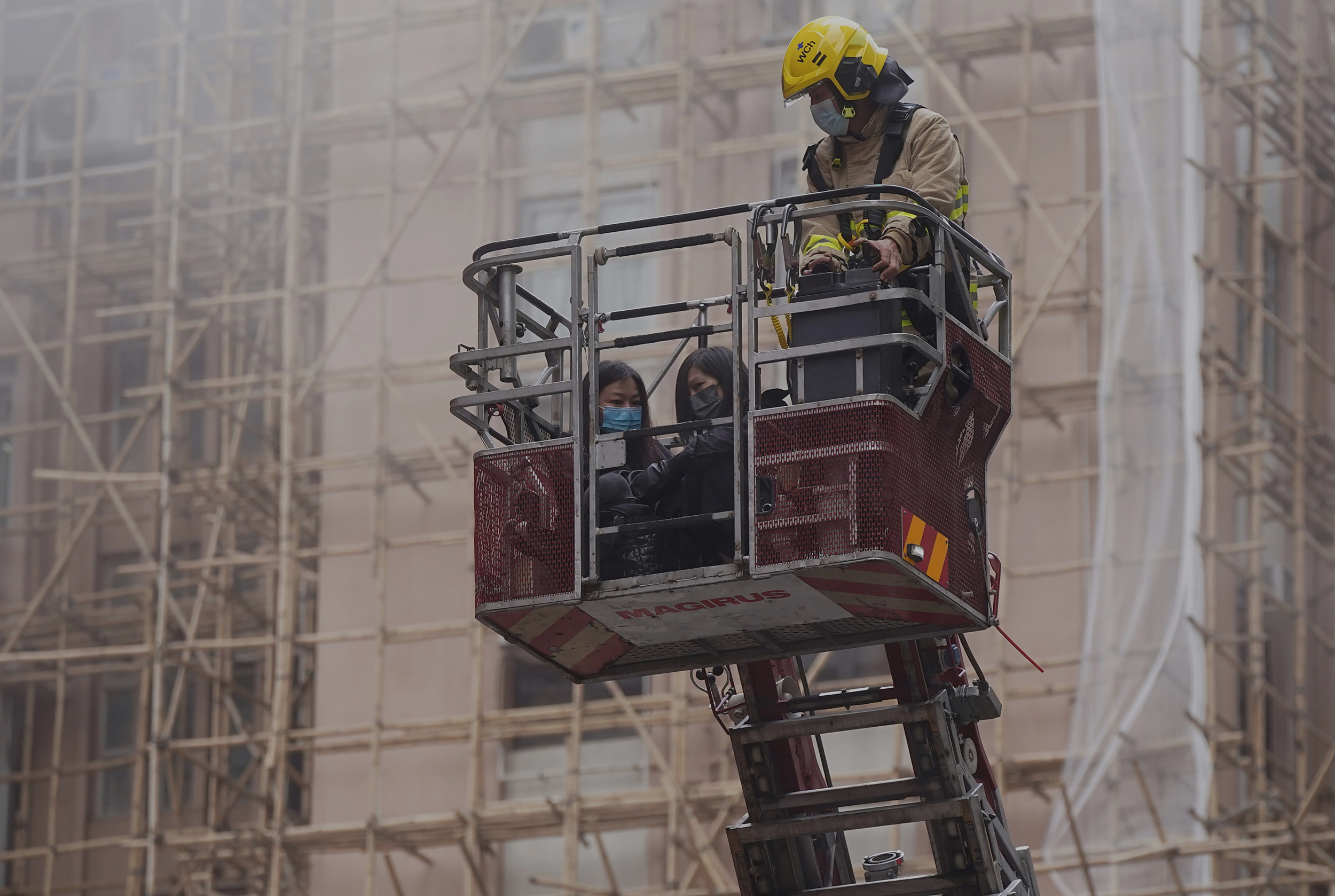 Hundreds Trapped on Roof, Fifth-Floor Balcony After Fire Breaks Out in ...