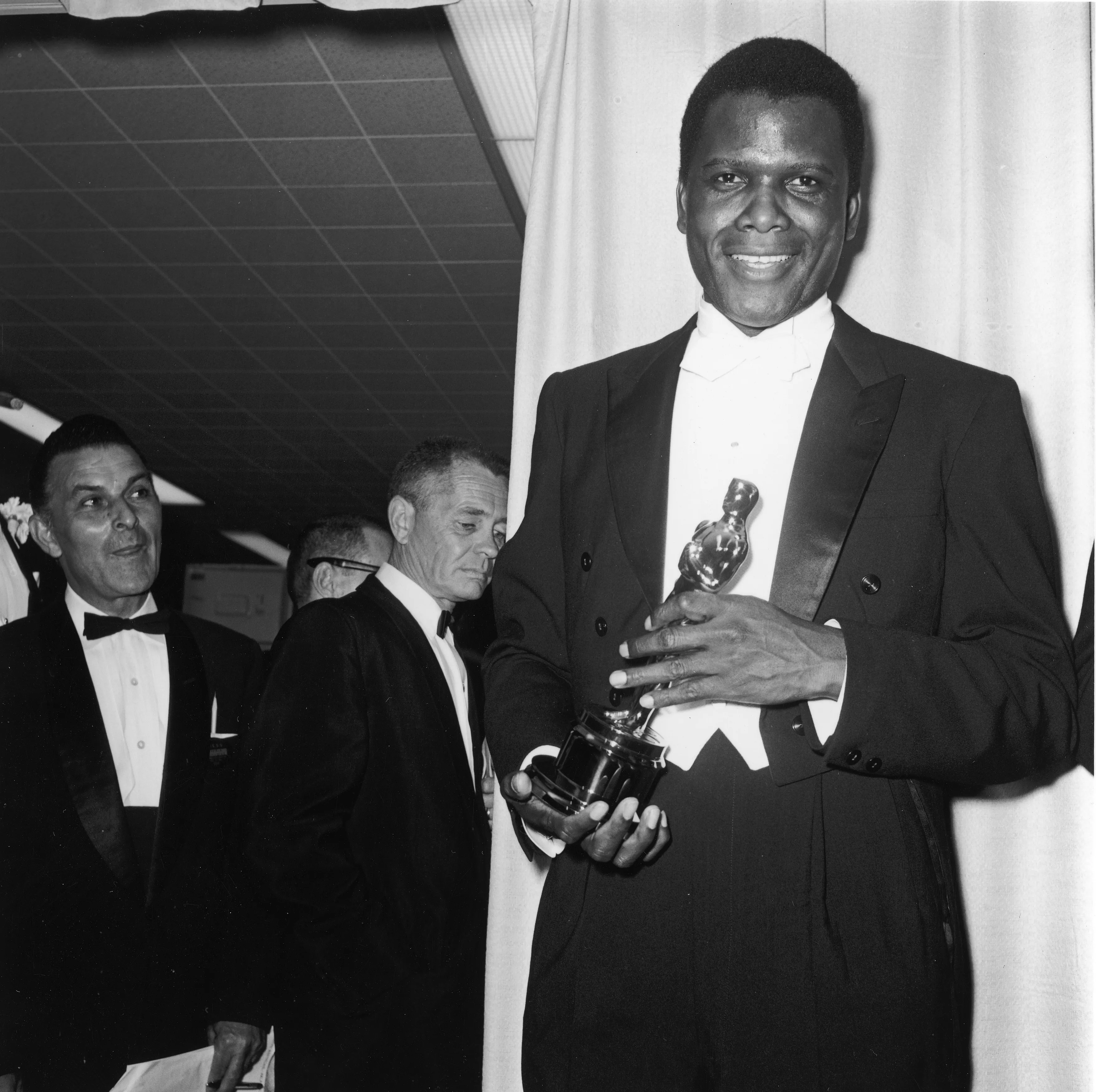 Sidney Poitier 1964 💓Teresa 💓 (@teree323) Remembering Sidney