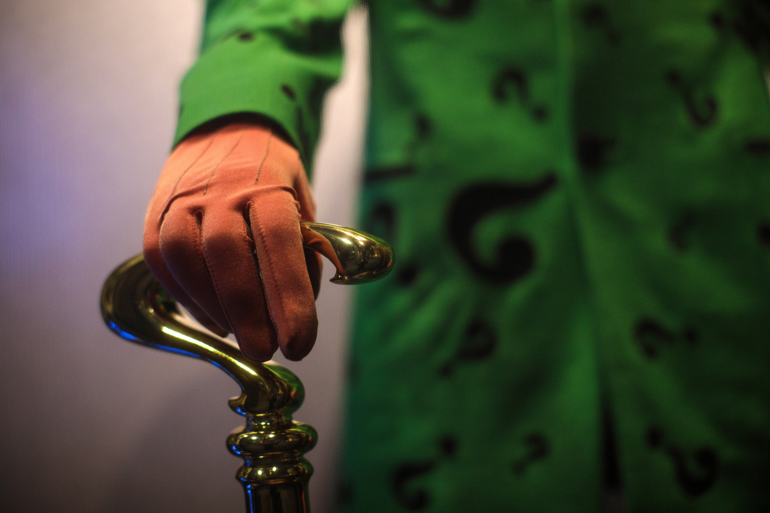 Fans Spot 'Batman' Blunder As Alfred Vs The Riddler Scene Goes Viral ...