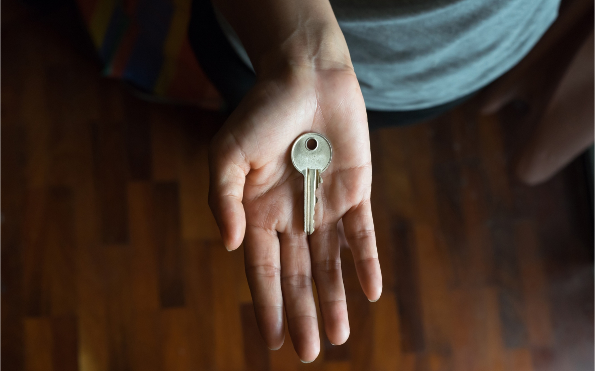 'Does He Think He's the Queen?': Man Who Won't Carry House Key Sparks ...