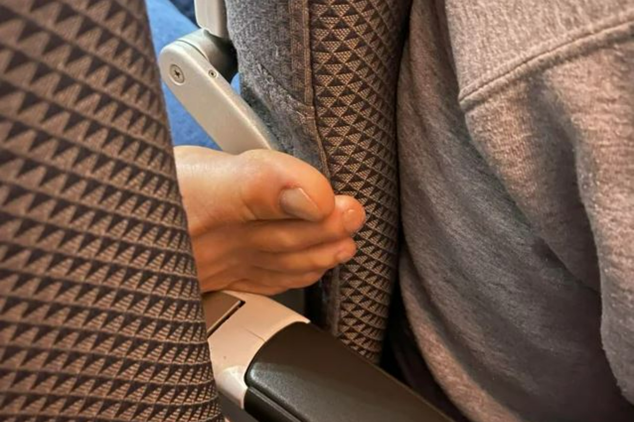 Rude Man Disgusts Plane By Putting His Bare Feet On Passengers Seat