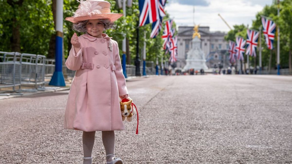 Adorable 3-Year-Old Girl Dressing as 'Mini-Queen' Visits Care Homes ...
