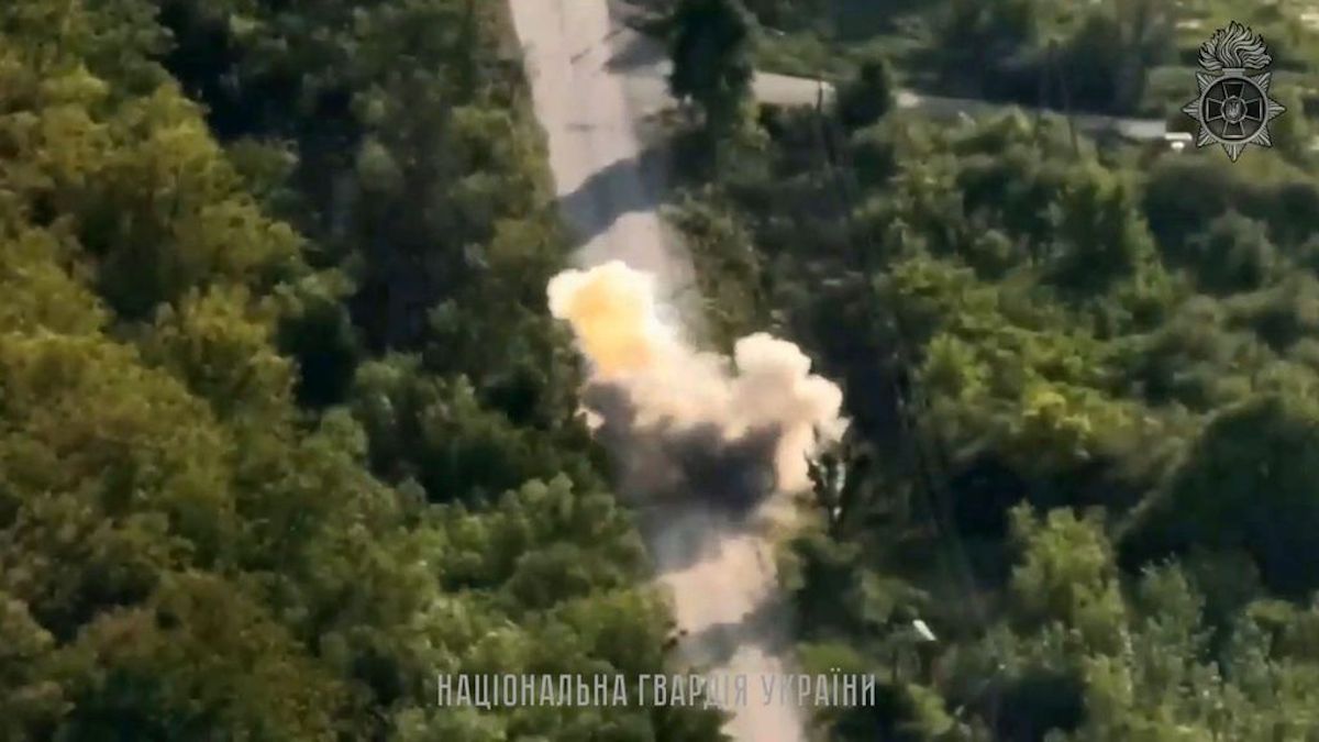 'Hulk' the Guardsman Blasts Russian Armored Vehicle With Corsar ...