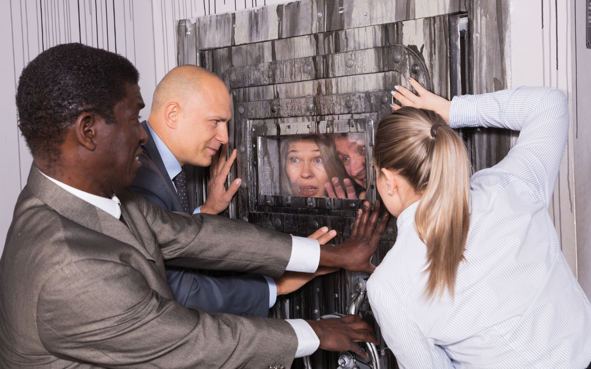 Man 'Sacrifices' Girlfriend to Get Out of Escape Room In Hilarious ...