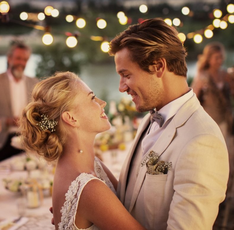 Bridesmaid Angry Over Wedding Date Sparks Fury: 'Leaving After the ...