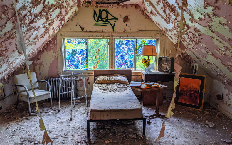 Man Discovers 'Creepy' Lamp Room In Abandoned New York Mansion Man Discovers 'Creepy' Lamp Room In Abandoned New York Mansion
