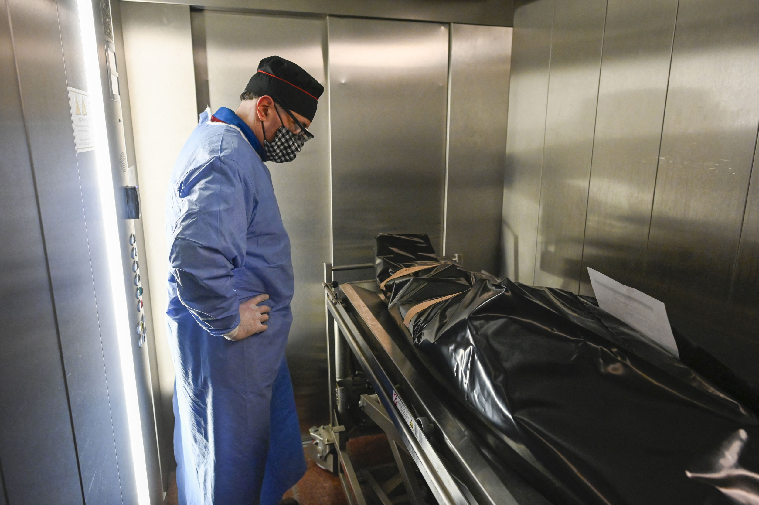 Worker Finds Severed Human Heads by His Desk After Complaining to Boss ...