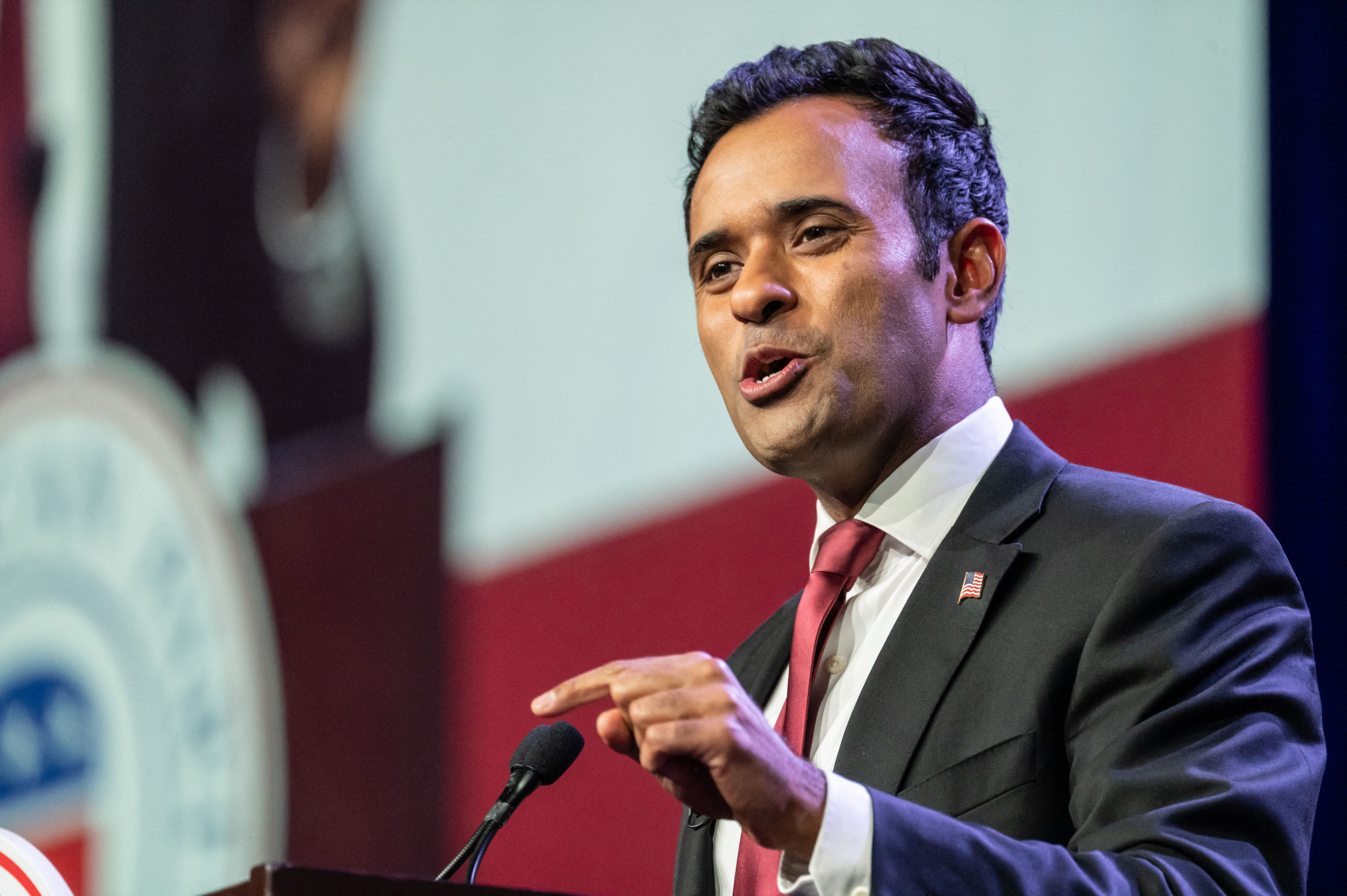 Dana Bash Confronts Vivek Ramaswamy For Comparing Black Lawmaker To KKK Dana Bash Confronts Vivek Ramaswamy For Comparing Black Lawmaker To KKK