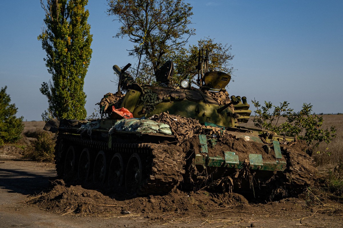 Entrenched Russian 'T-62M Tank' Annihilated with GMLRS Rocket: Video ...