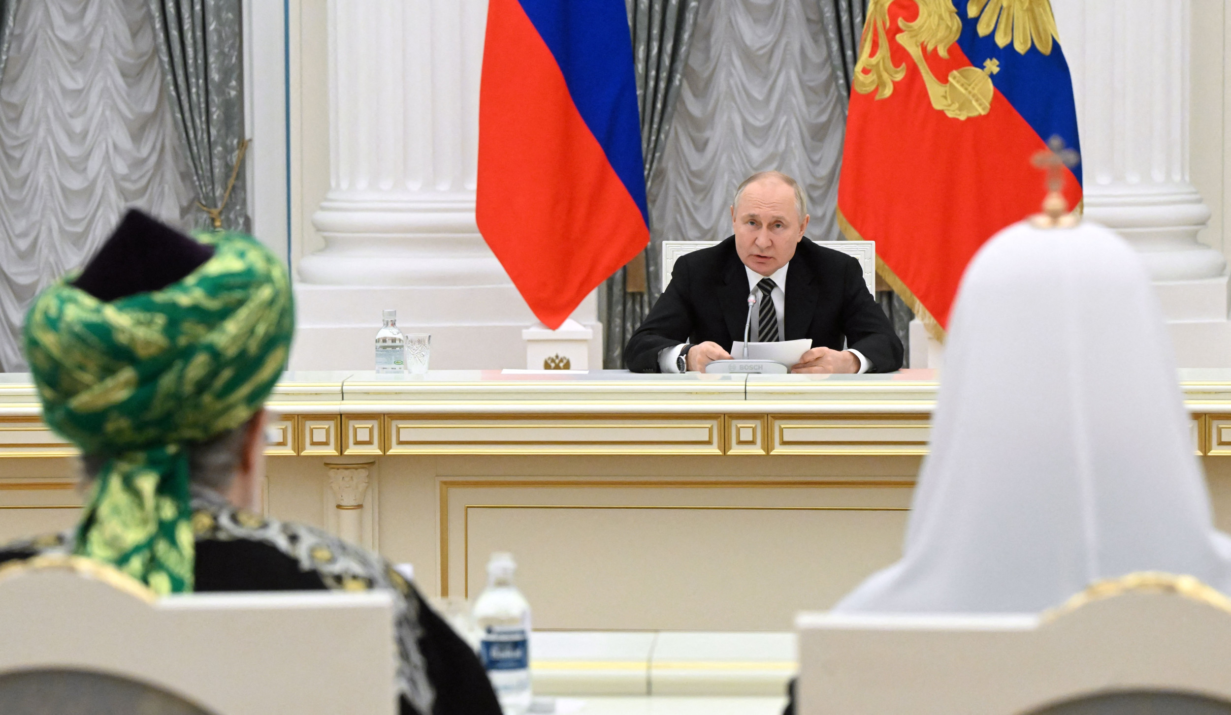 Putin's New Social Distancing Table Has One Major Flaw - Newsweek