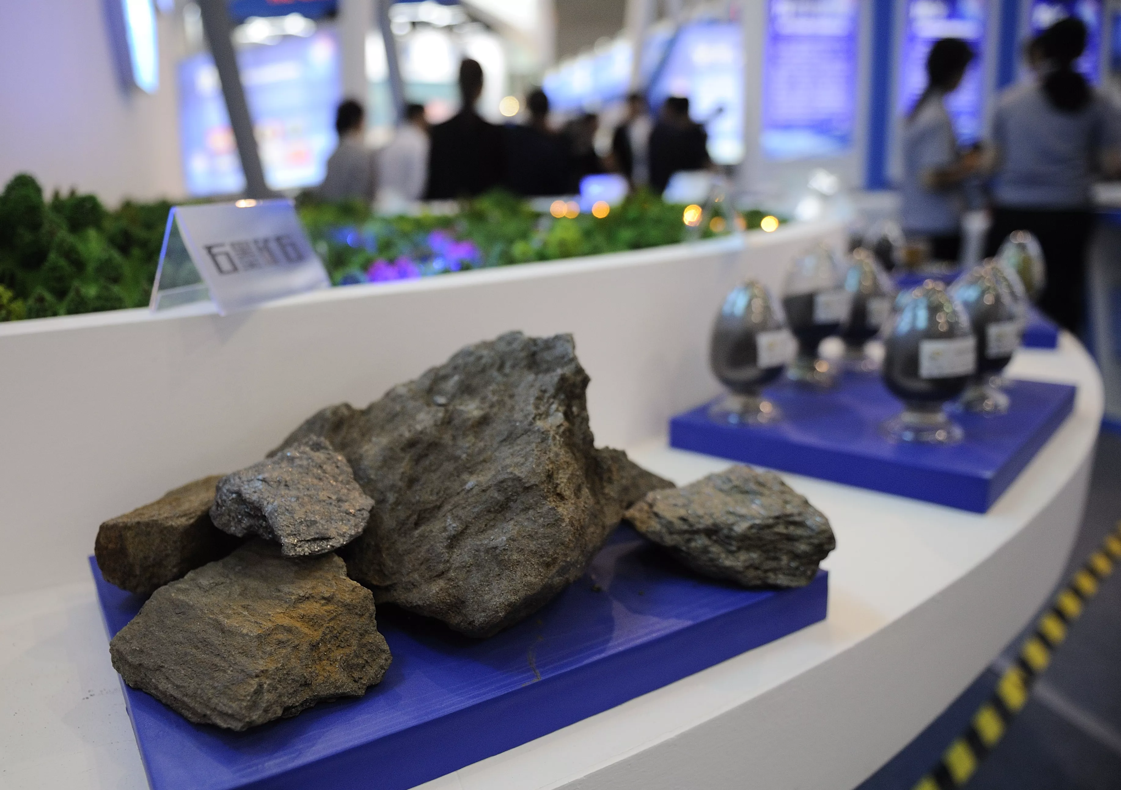 graphite-mineral-show.webp?w=1600&h=900&q=88&f ...