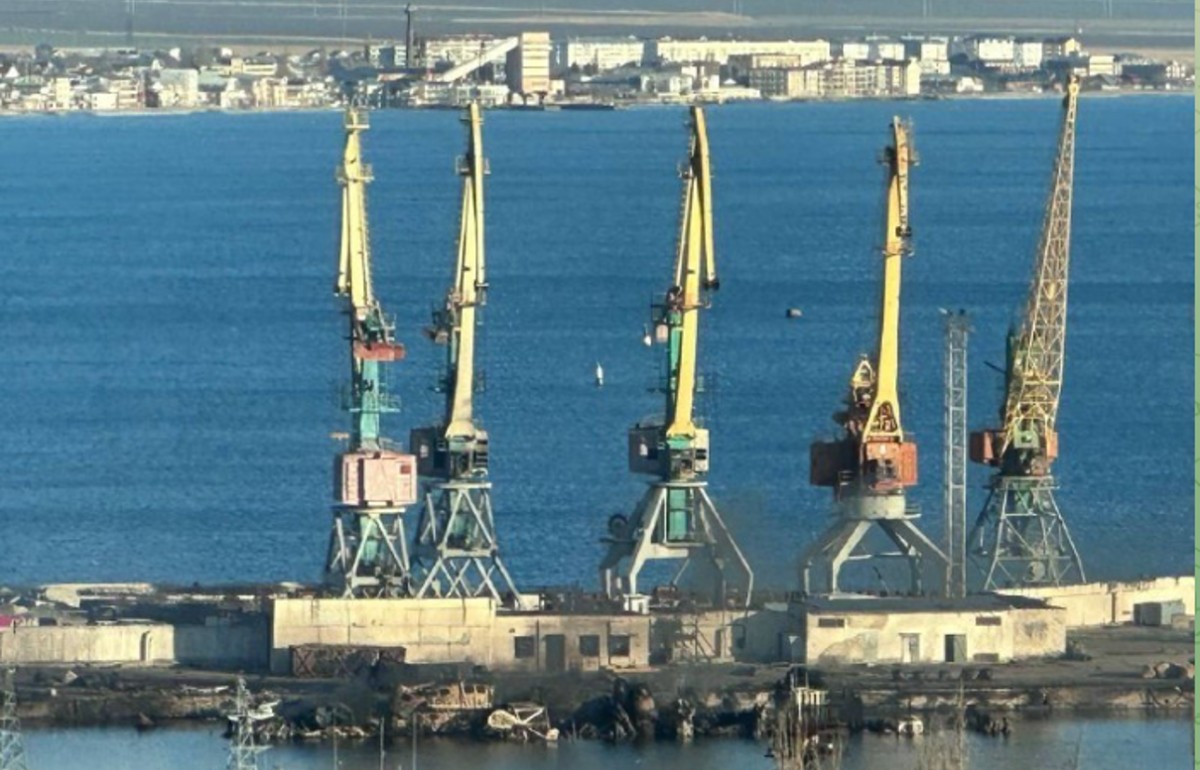 Scores of Russian Sailors MIA After Crimea Landing Ship Blast: Report ...