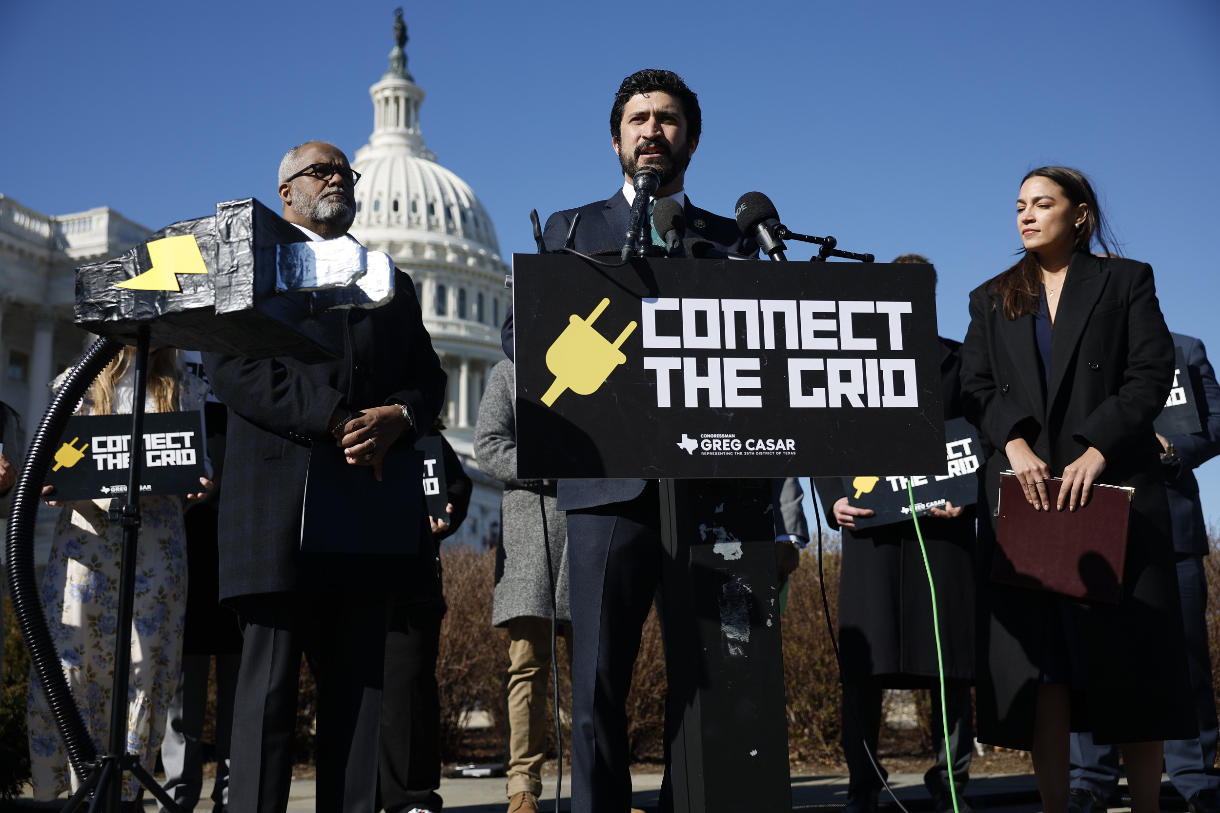 Texas Power Grid Would Join Federal Network Under New Bill - Newsweek