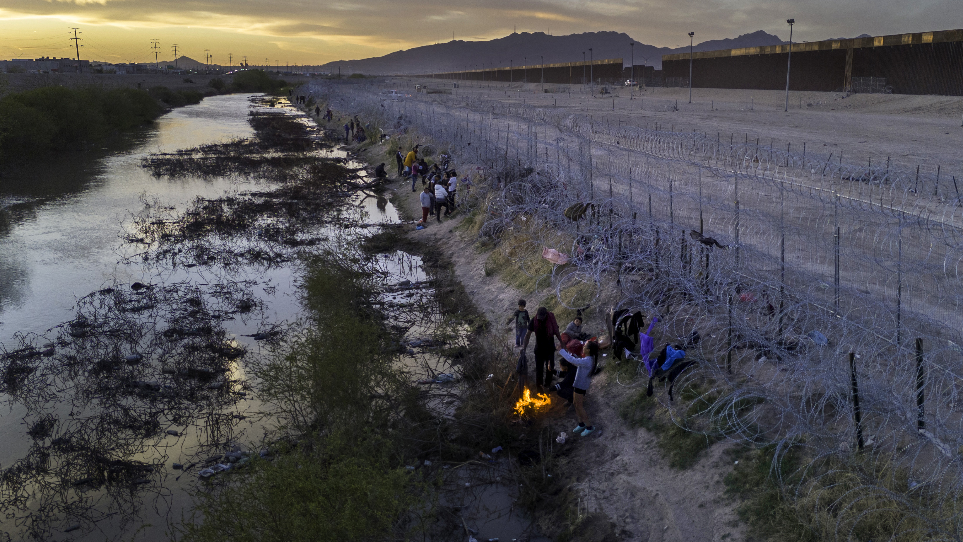 Migrants Pad Shoes to Prepare to Jump From Border Wall - Newsweek