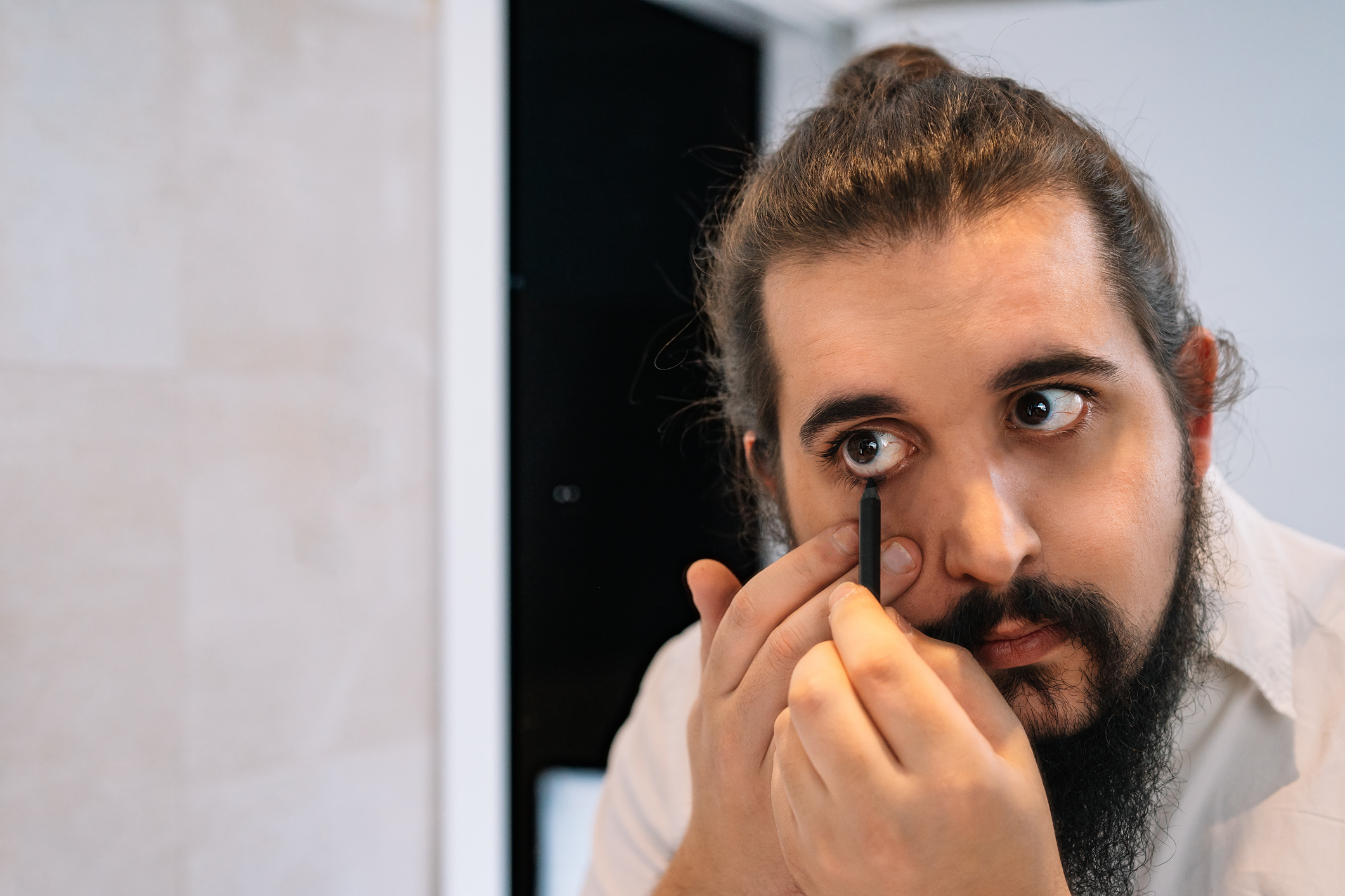 Internet Obsessed With Gen Z Man Bringing Back 'Guyliner' - Newsweek