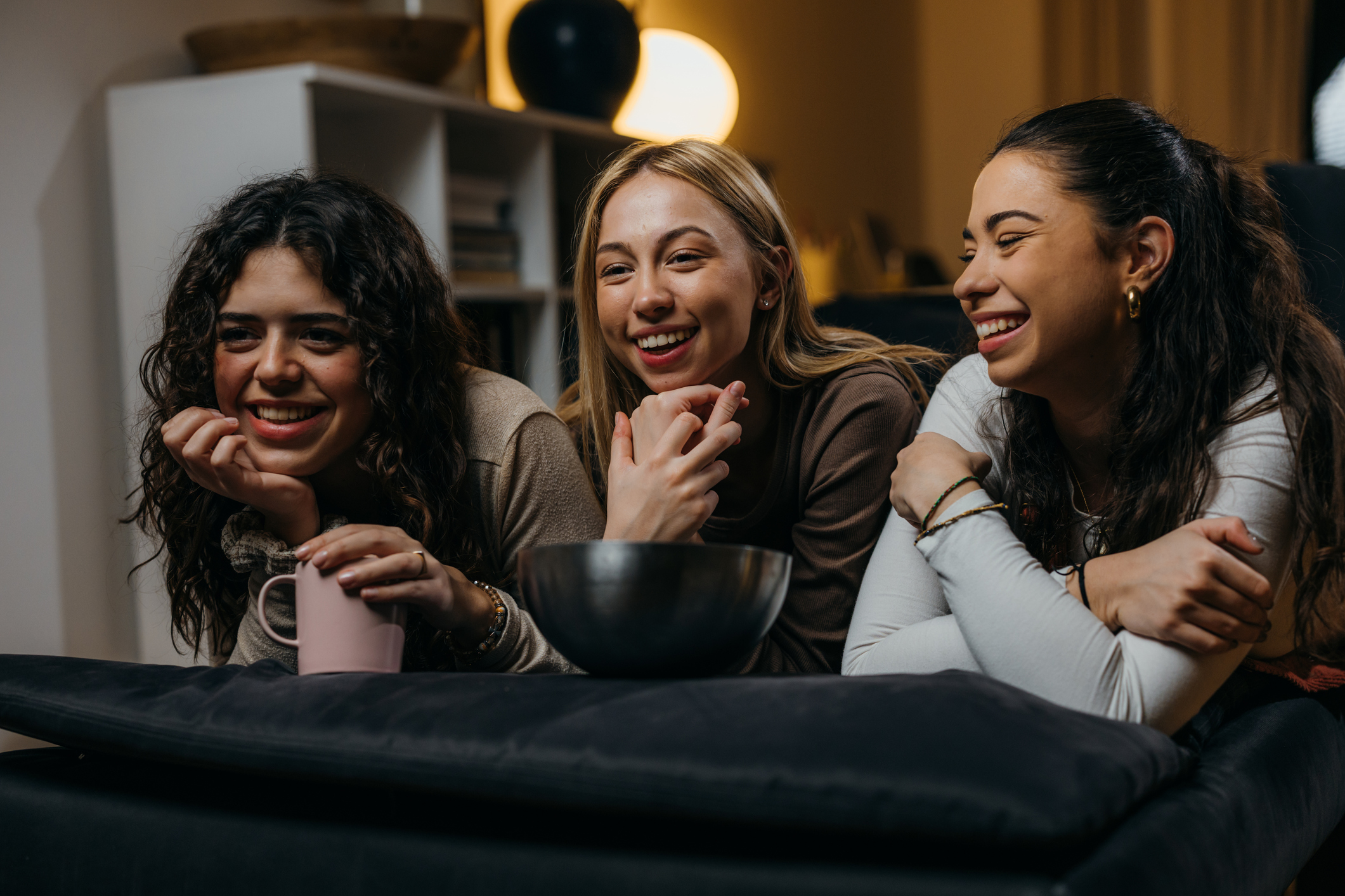 Internet Obsessed With Hilarious Way Group of Friends Explain Their ...