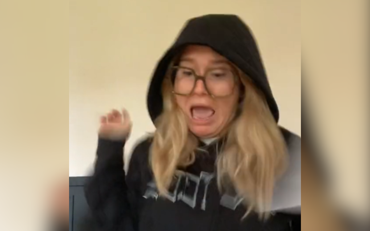 Woman Captures Nightmarish Encounter With Spider on Camera: 'Screaming ...