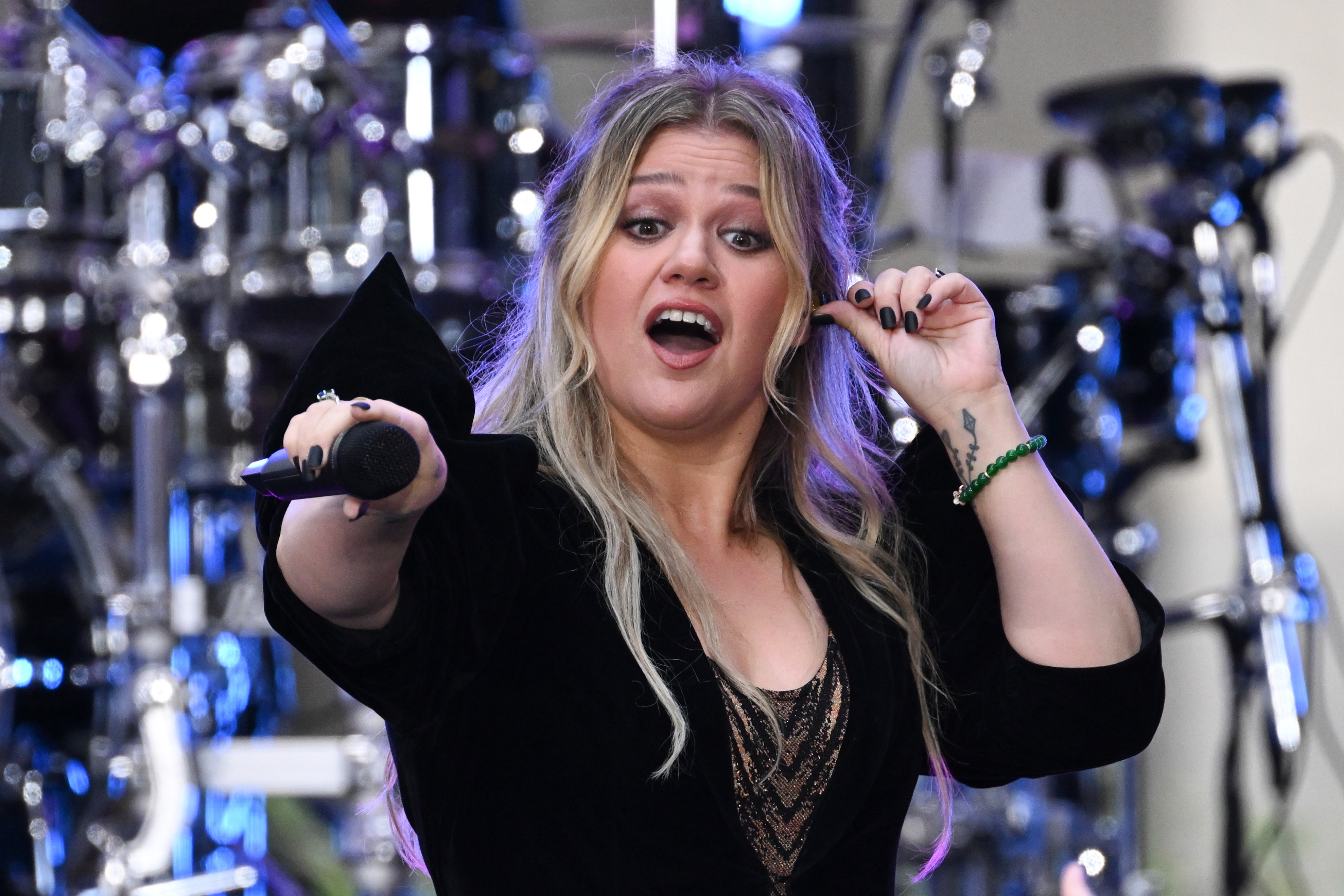 Watch How Kelly Clarkson Expertly Handles Onstage Mishap - Newsweek