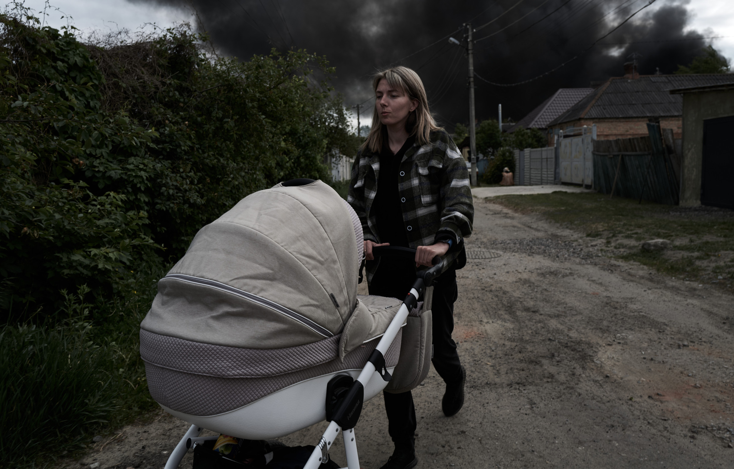 Ukrainians Fleeing Russia's Kharkiv Offensive Fear Occupation Once ...