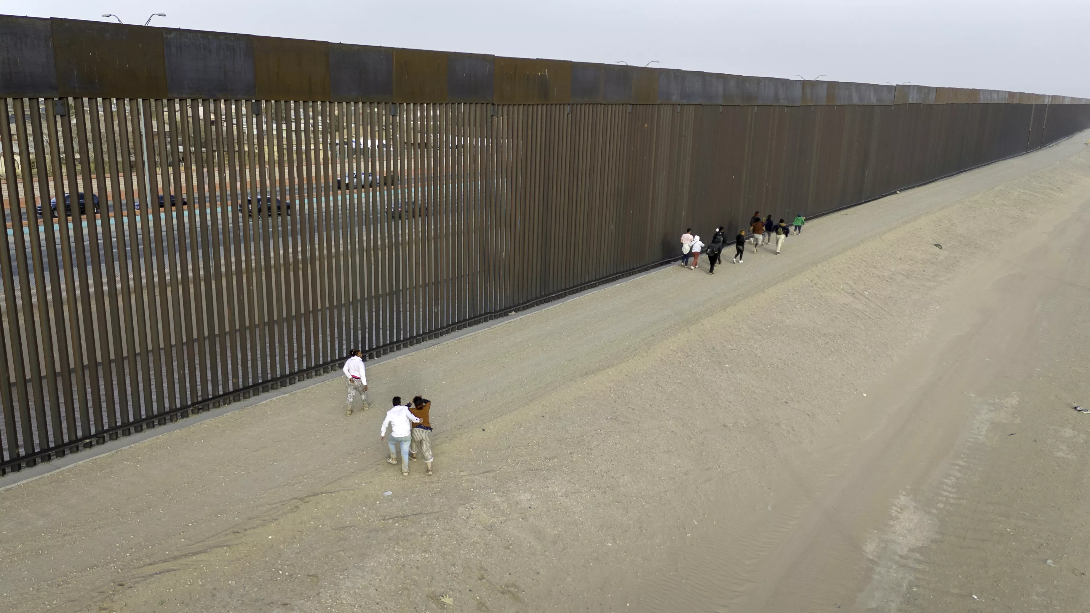 border-wall-el-paso.webp?w=1600&h=900&q=88&f ...
