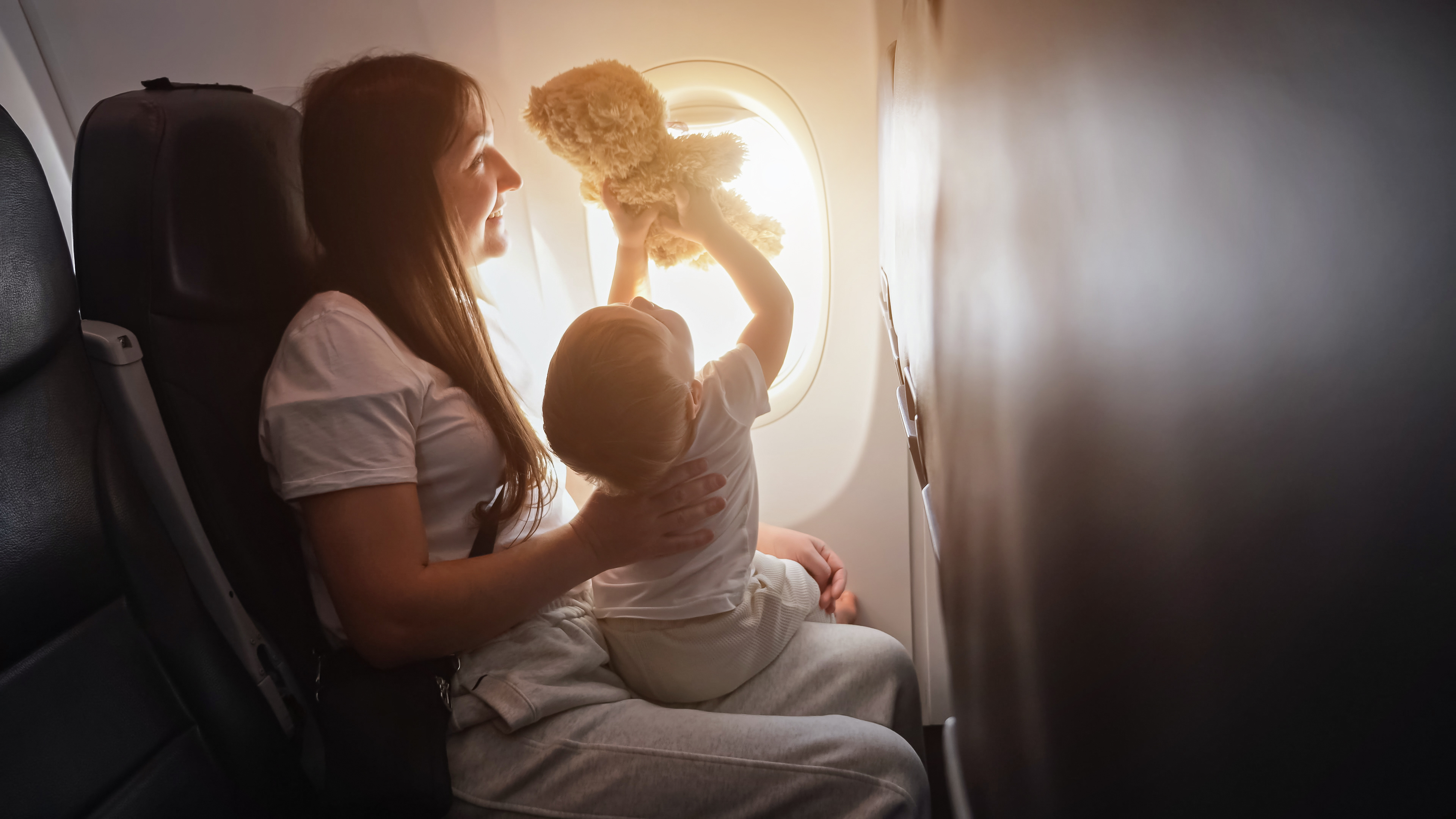 Strangers Become 'Lifesaver' to Relieved Parents on Plane Traveling ...
