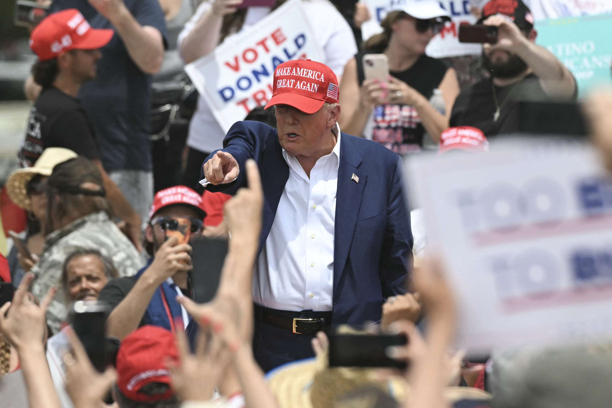 Donald Trump Supporters Leave Rally During Middle of Speech, Video ...