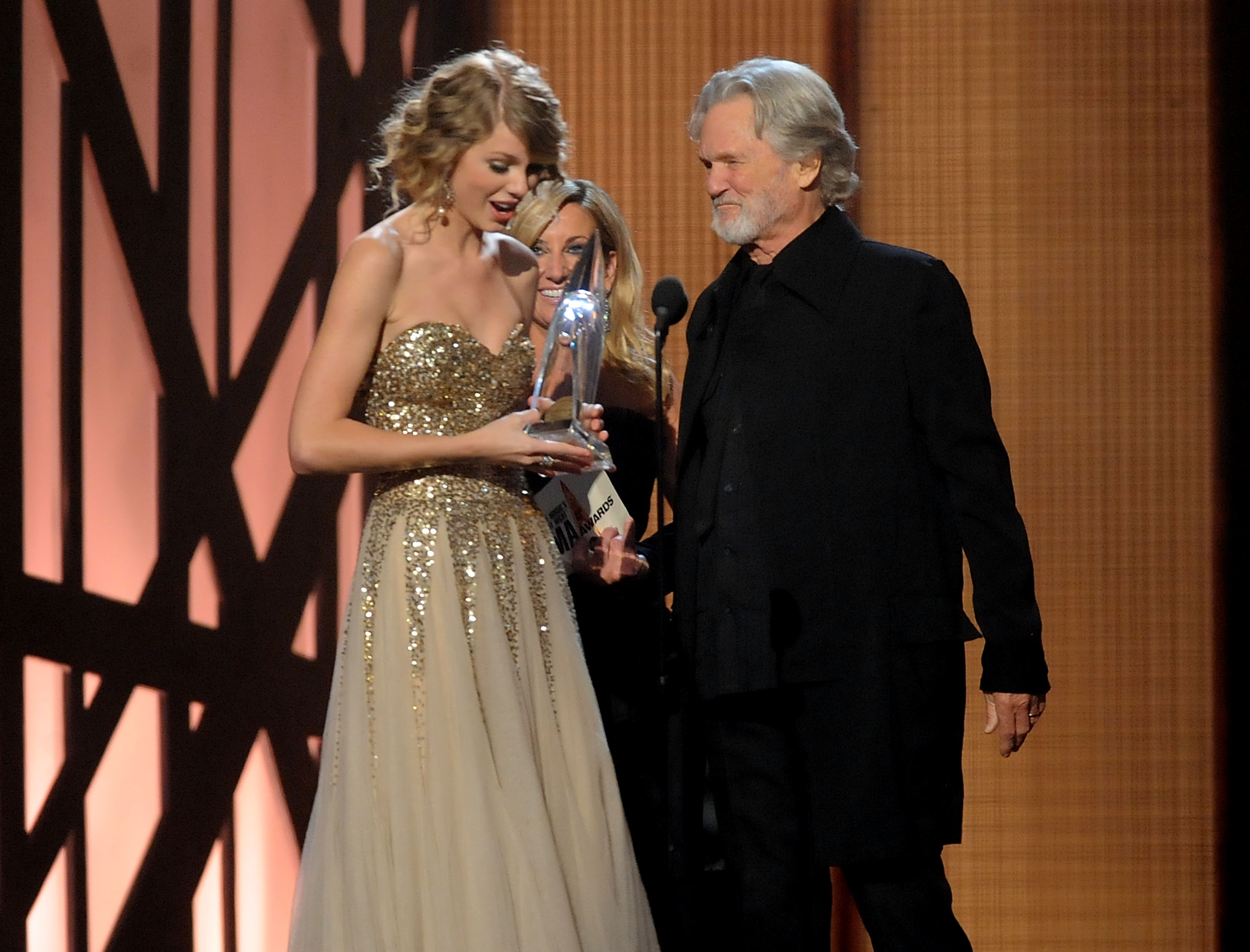 Taylor Swift's Kind Words About Kris Kristofferson Revealed - Newsweek