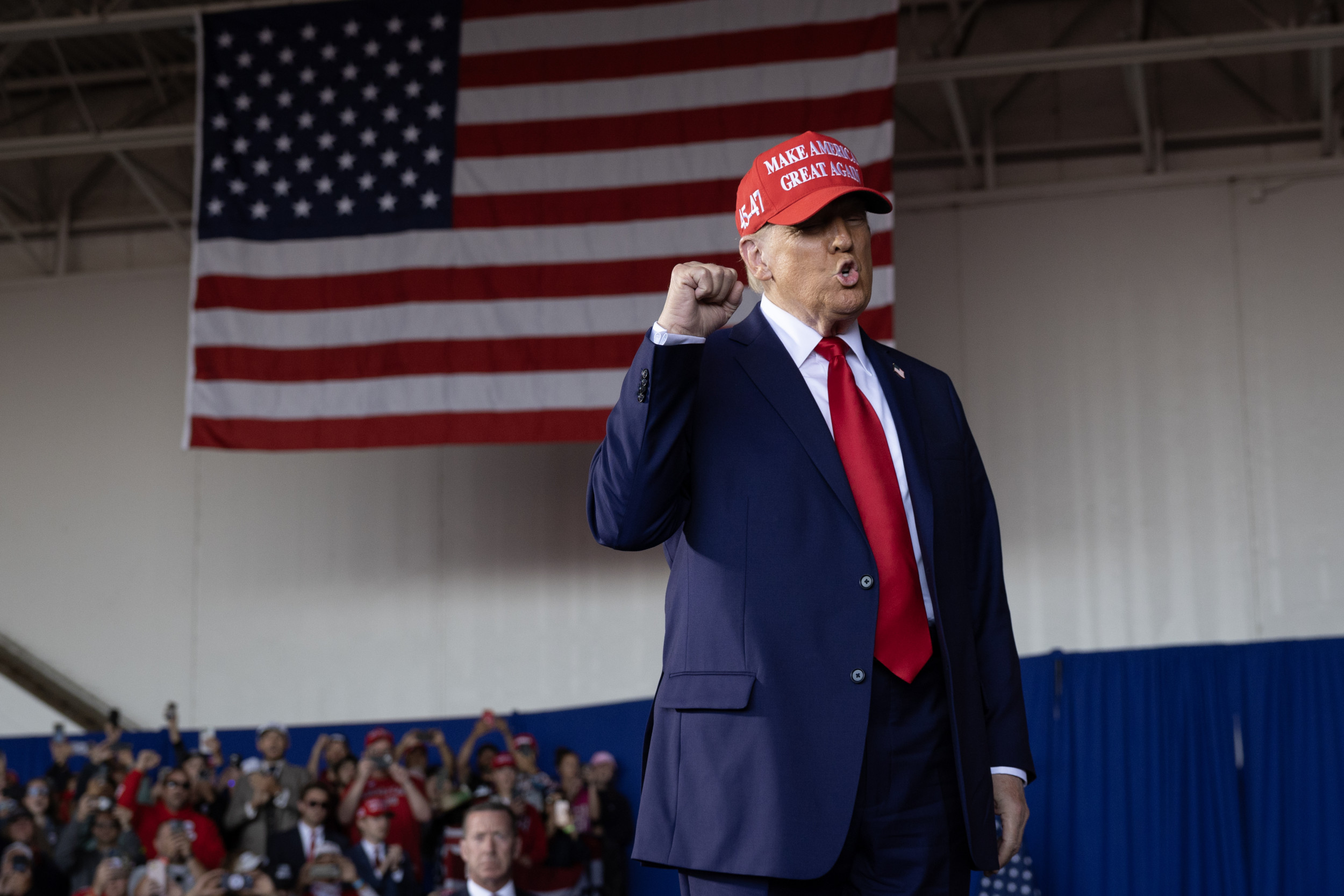 Betting Average Has Trump Ahead of Harris for First Time Since ...