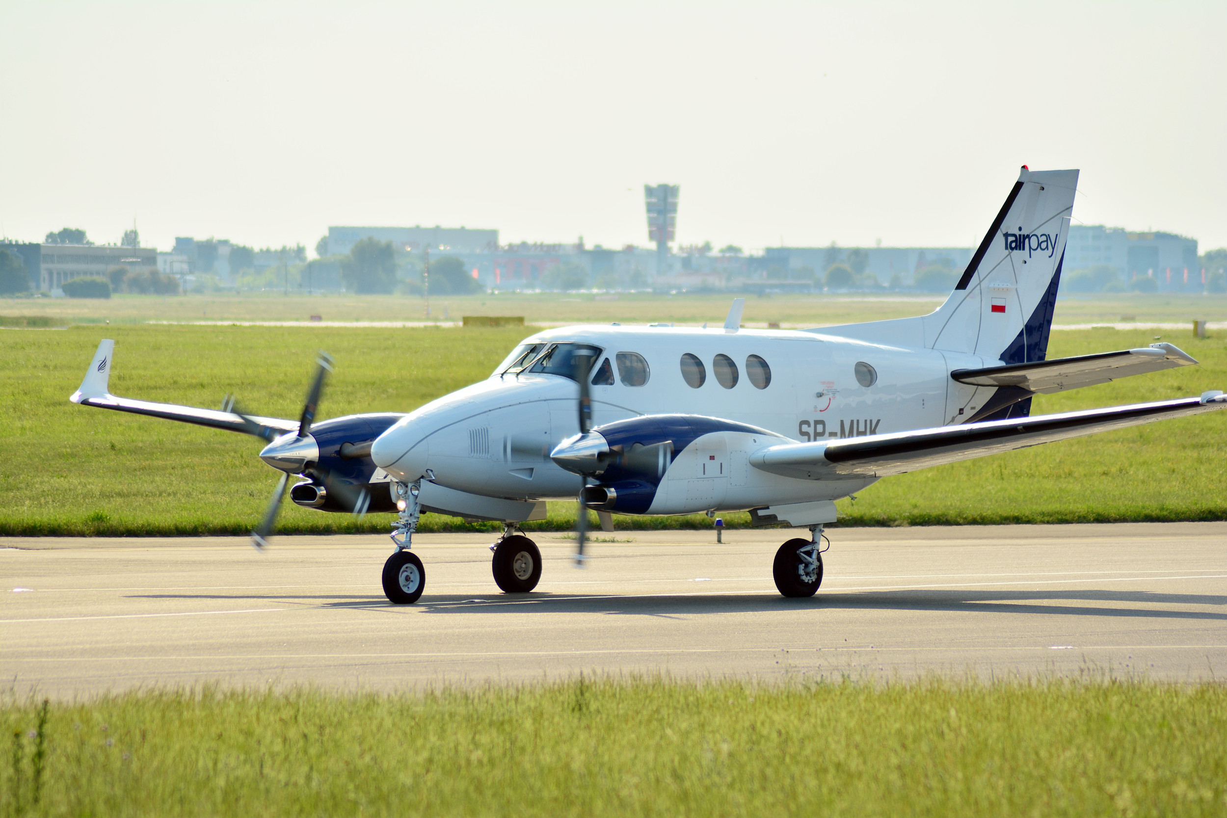 Wife Lands Plane After Pilot Husband Suffers Mid-Flight Heart Attack ...