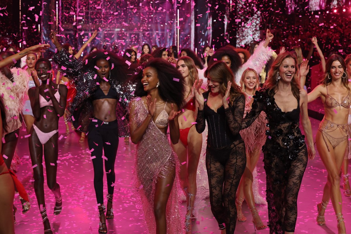 Victorias Secret Fashion Show Returns With Transgender Models Newsweek