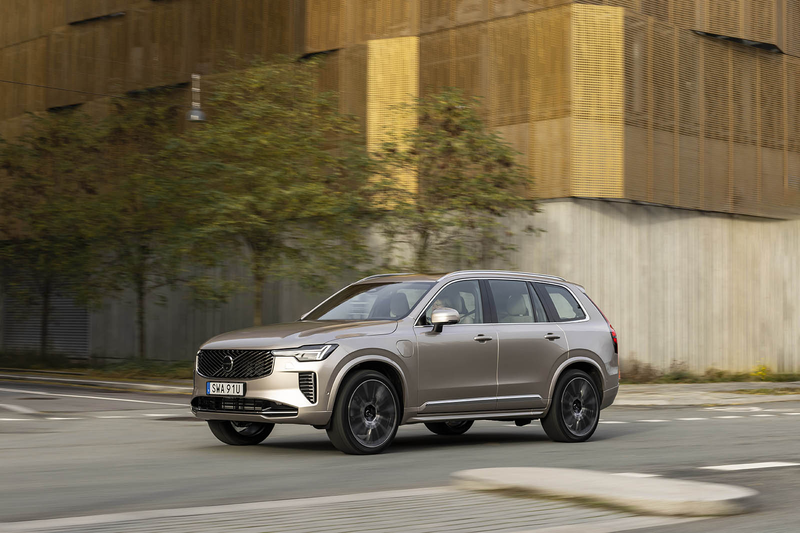 First Drive Review: 2025 Volvo XC90 - Newsweek