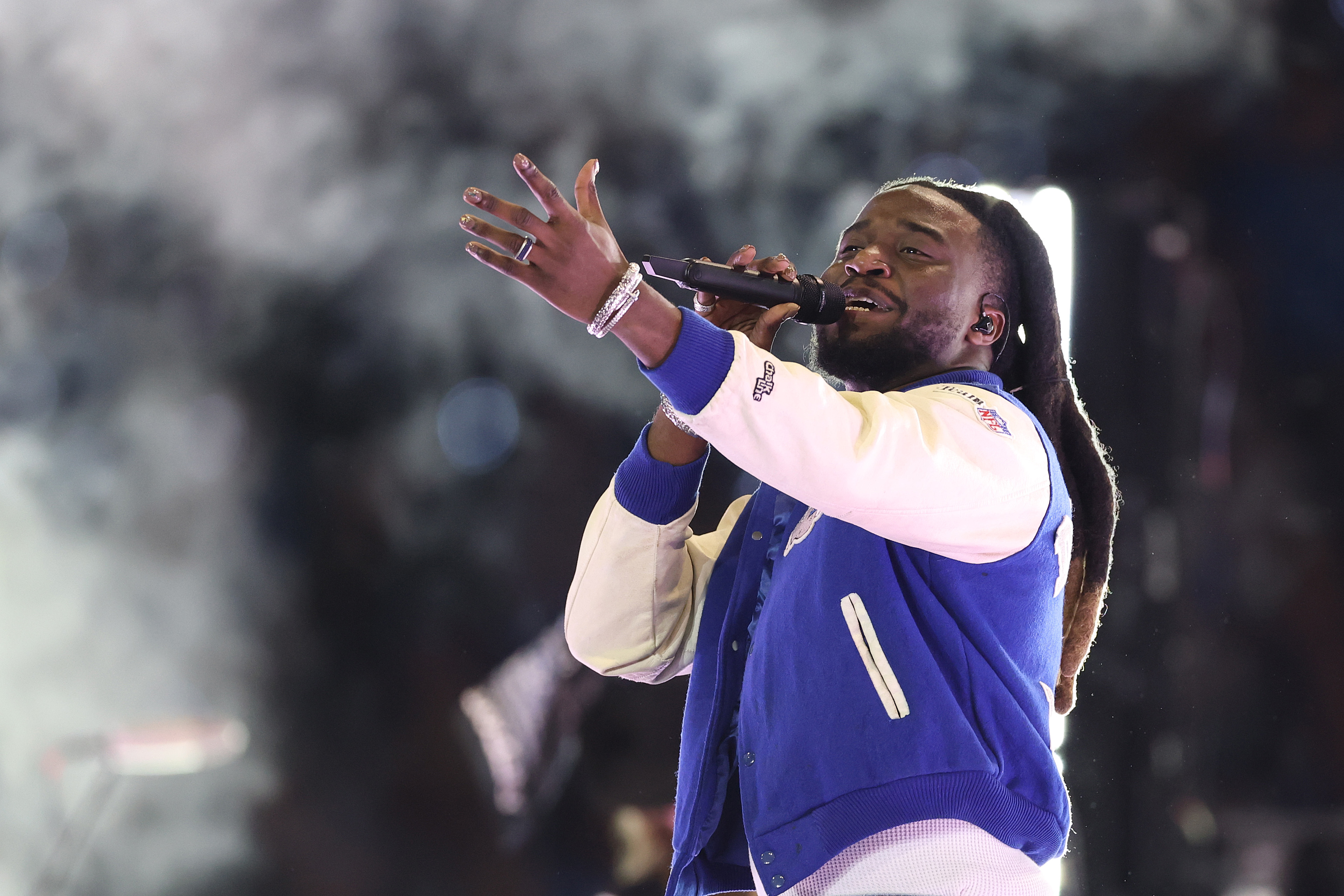 NFL Fans Joke Shaboozey Half-Time Show 'on Field Longer Than Bears ...