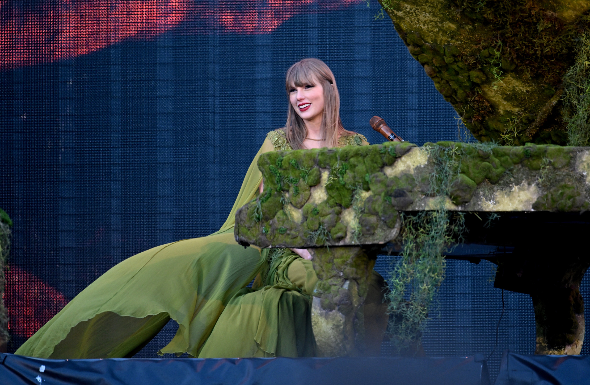 Taylor Swift Eras Tour: Singer Stops Edinburgh Concert to Help Fan in ...