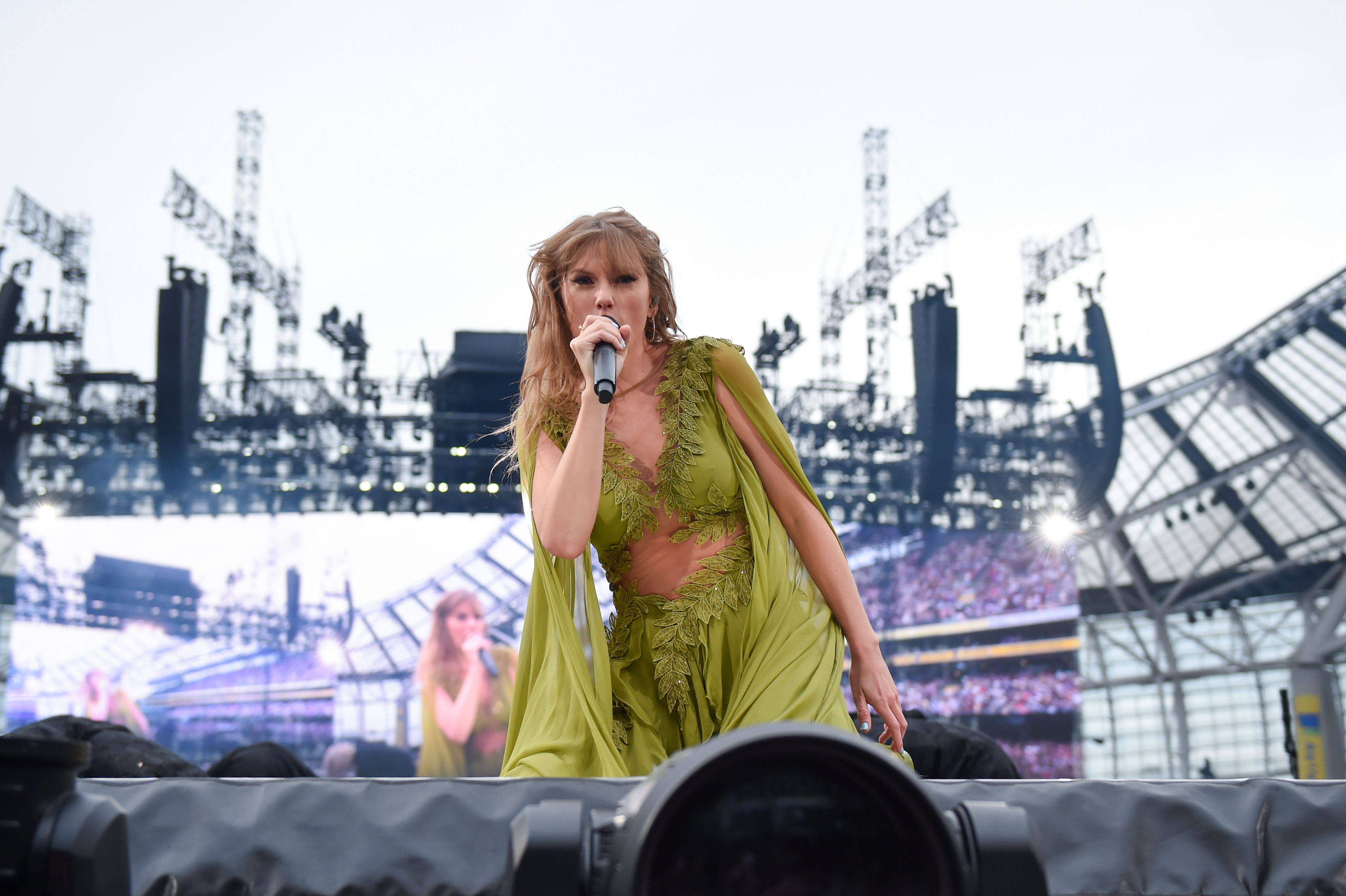Taylor Swift Eras Tour: Dancer Kam Saunders Wows Crowd With Irish ...