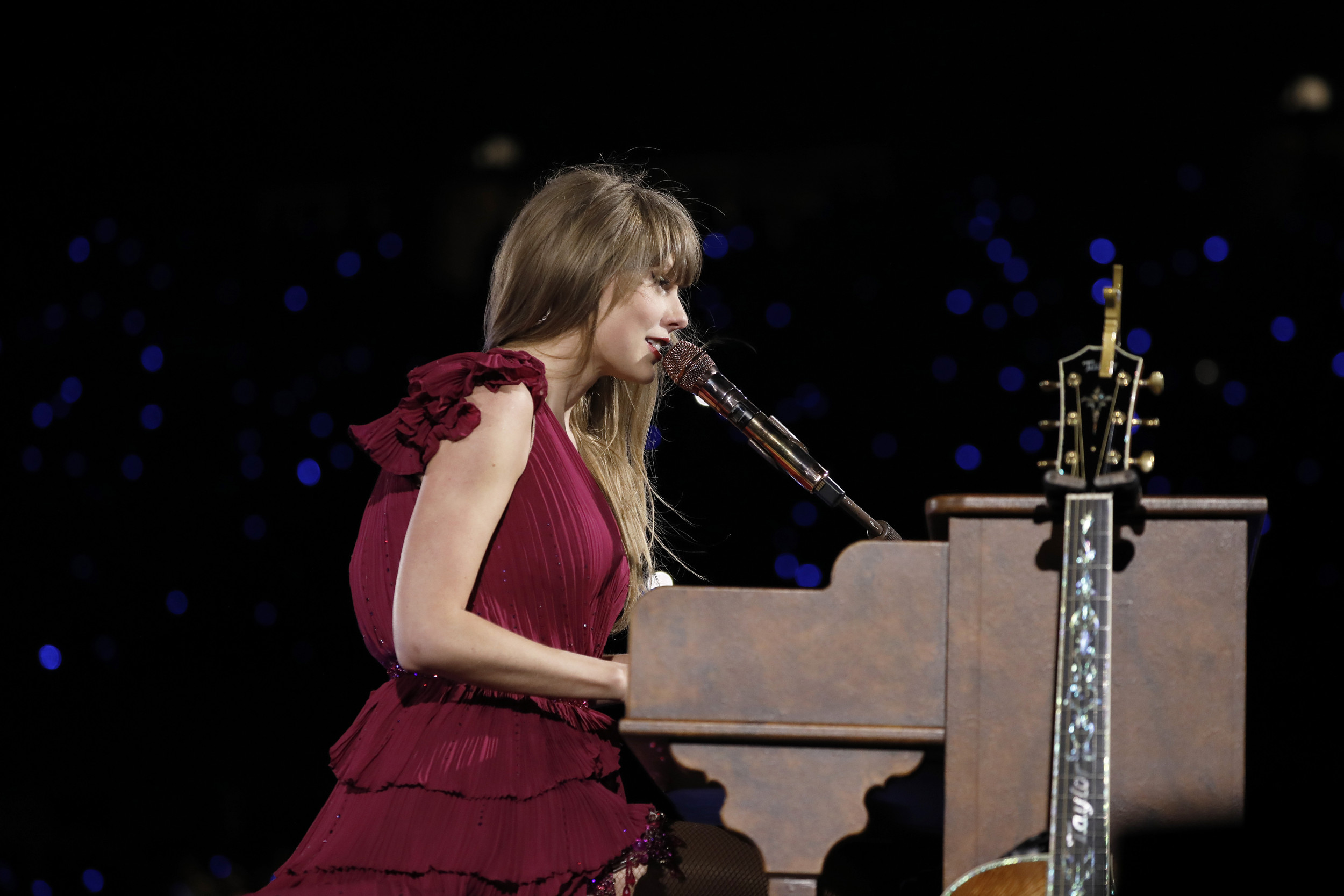 Taylor Swift Eras Tour: Microphone Suddenly Stops Working in Chicago ...