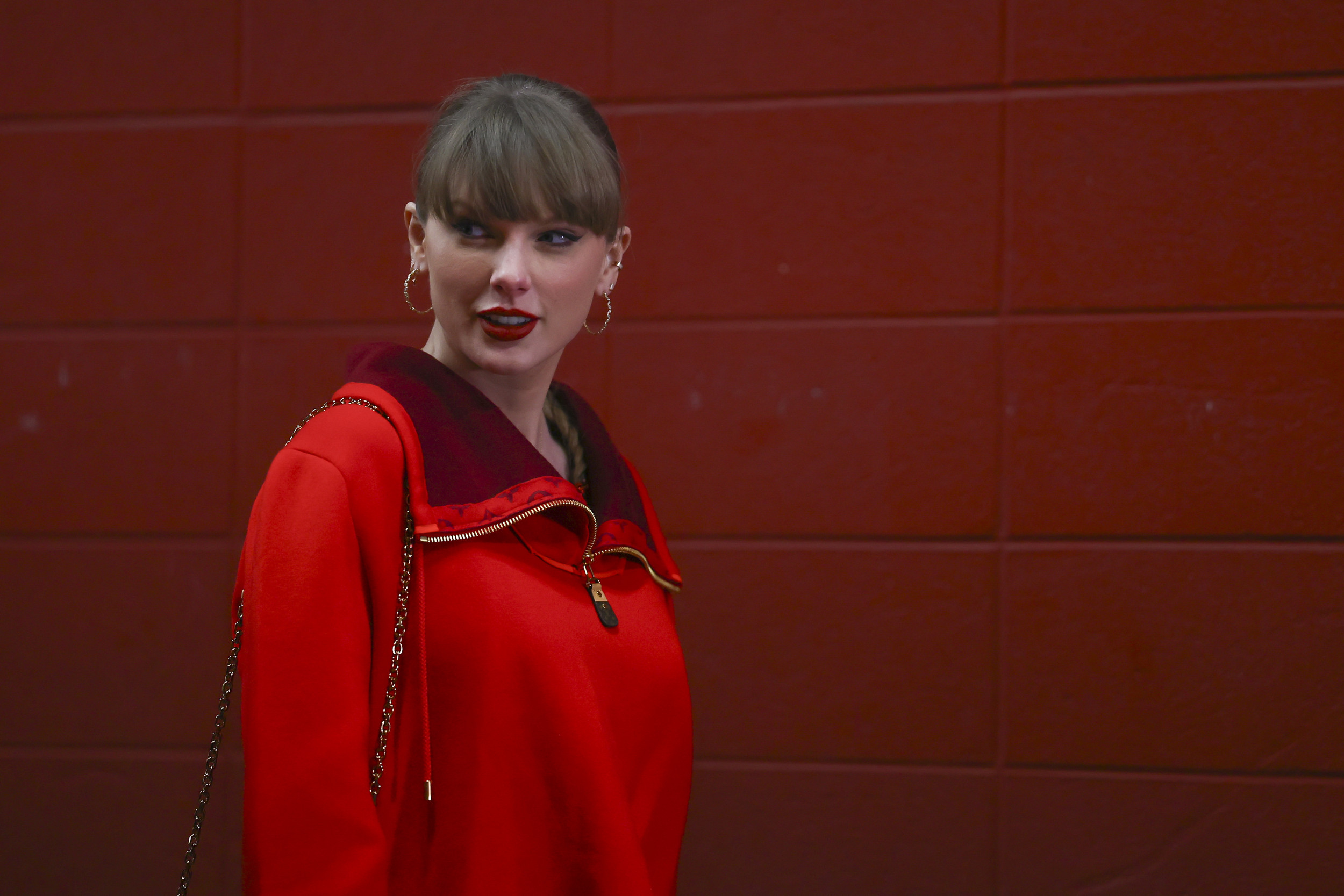 Woman clarifies she is not Taylor Swift after fan confusion at Chiefs ...