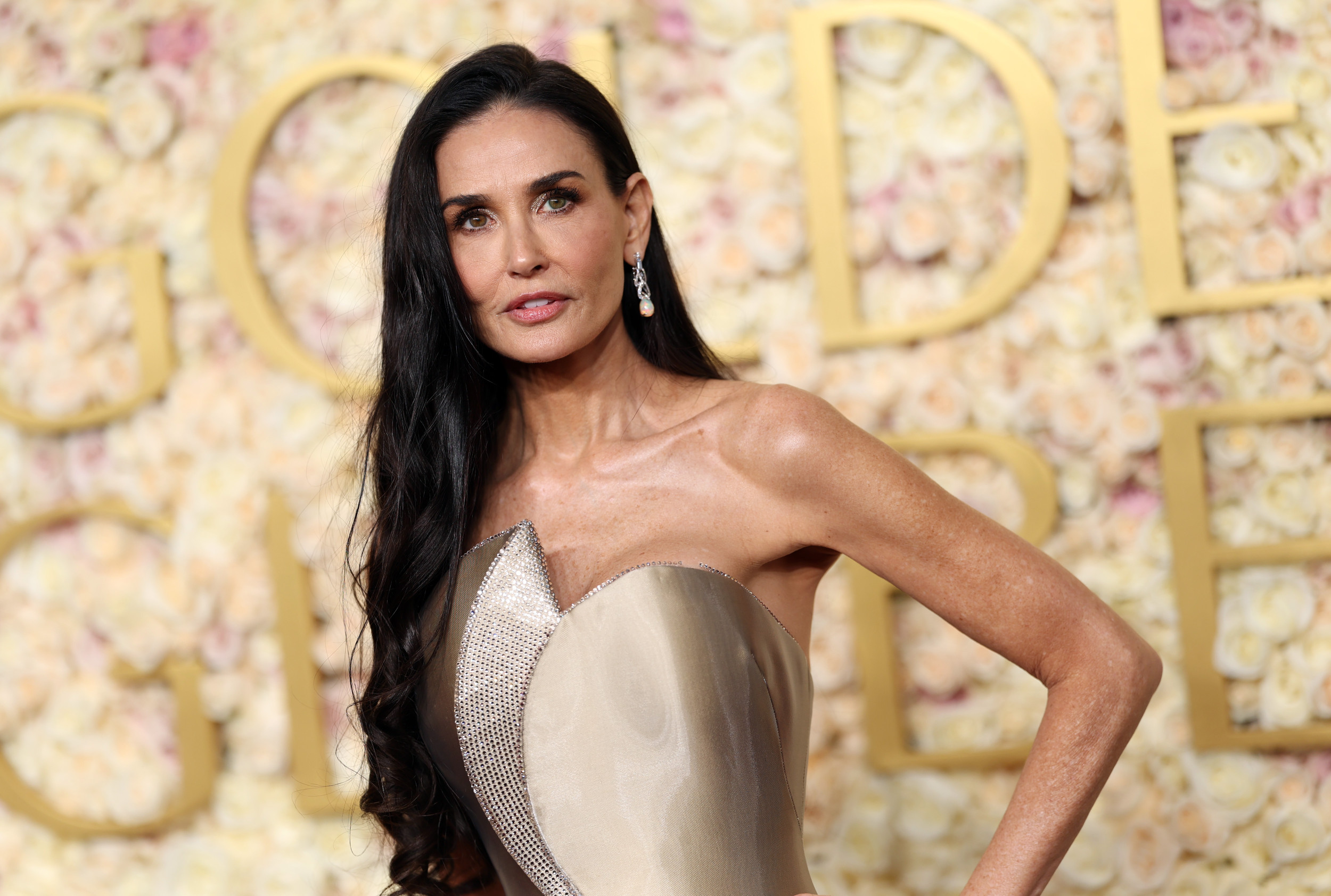 Demi Moore Seemingly 'Ignores' Kylie Jenner in Viral Golden Globes ...