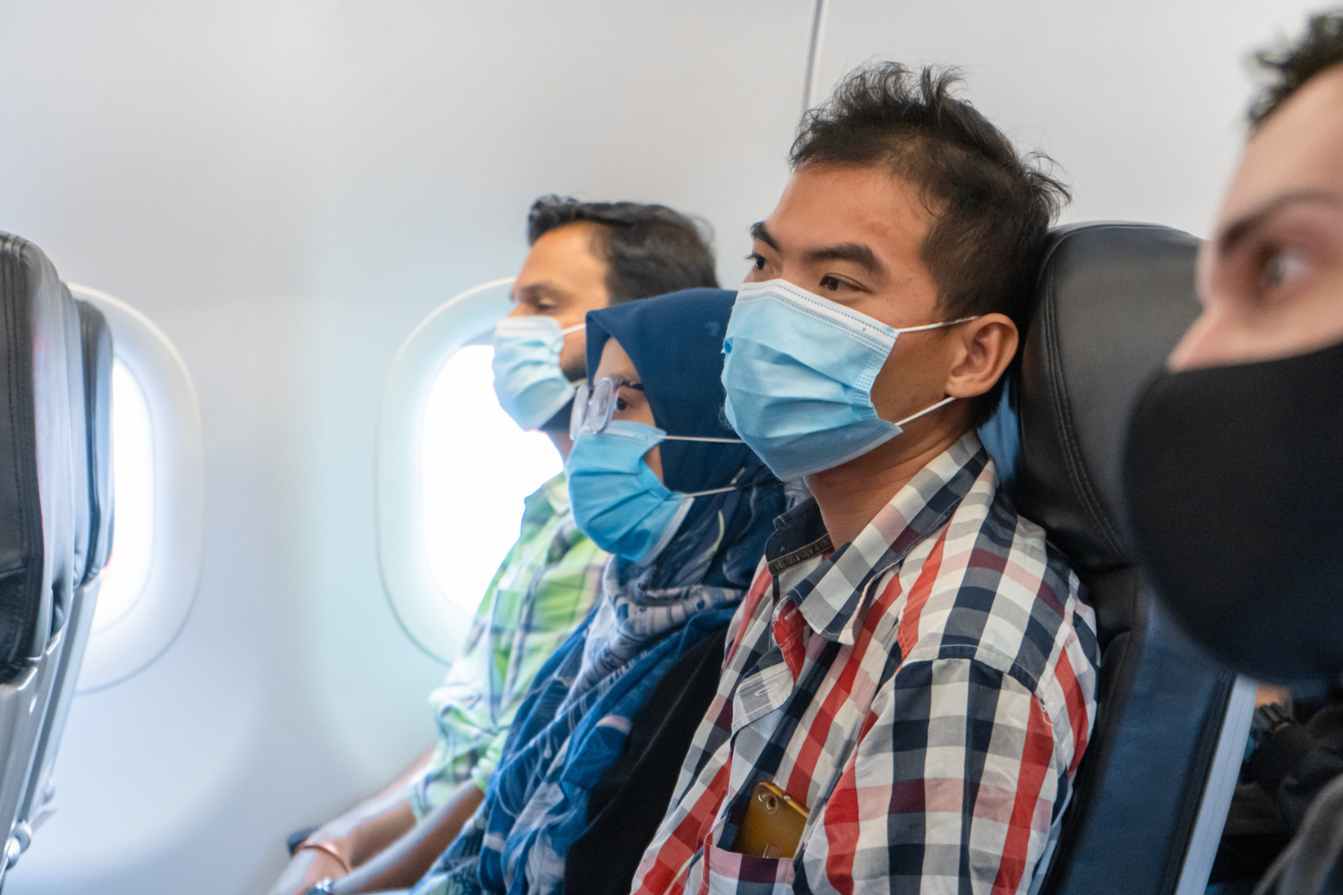 Passenger Furious As 'Sick' Traveler Behind Them Refuses Mask on Flight ...