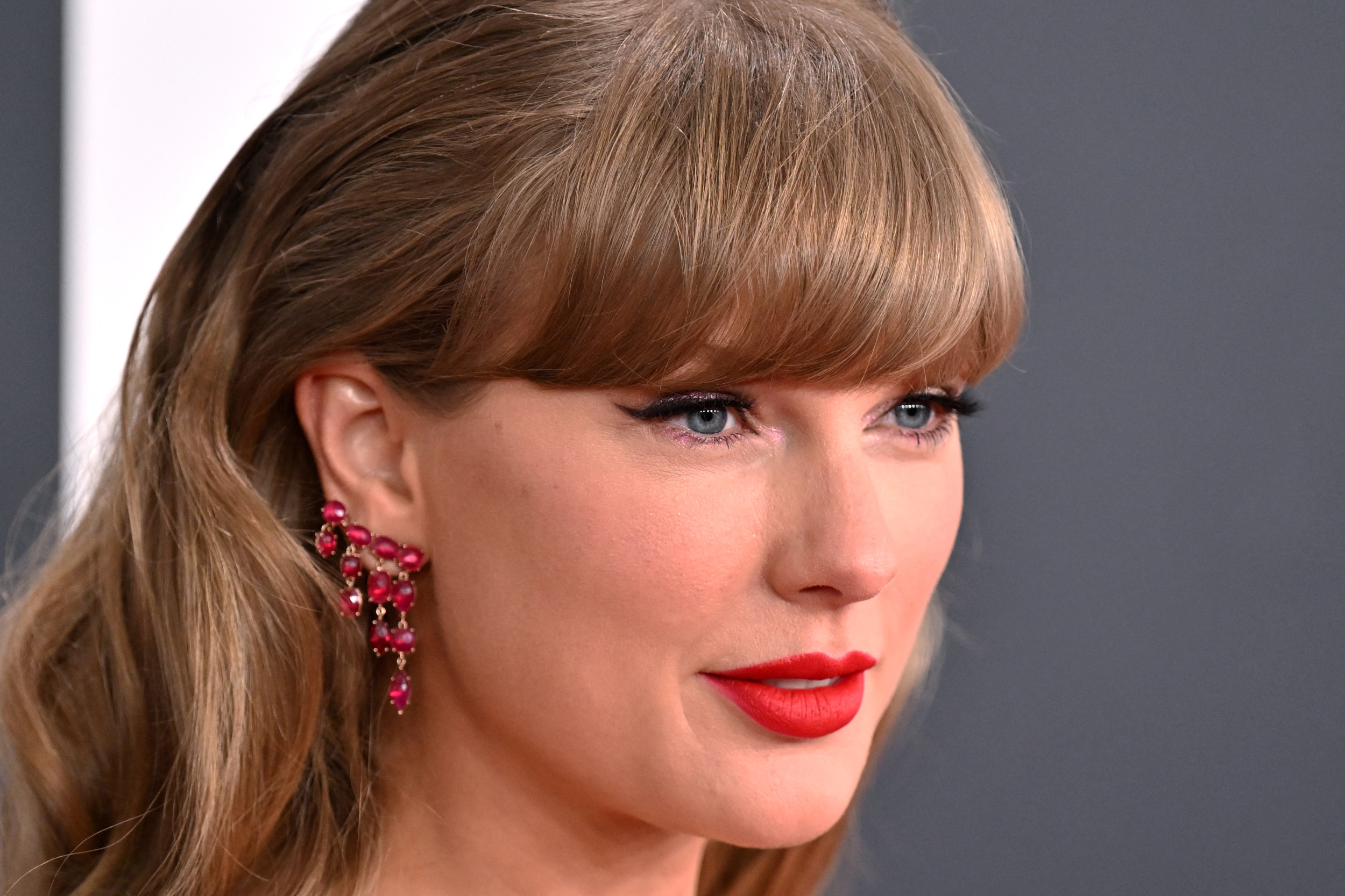 How Kylie Kelce Reacted to Taylor Swift Getting Booed at Super Bowl ...