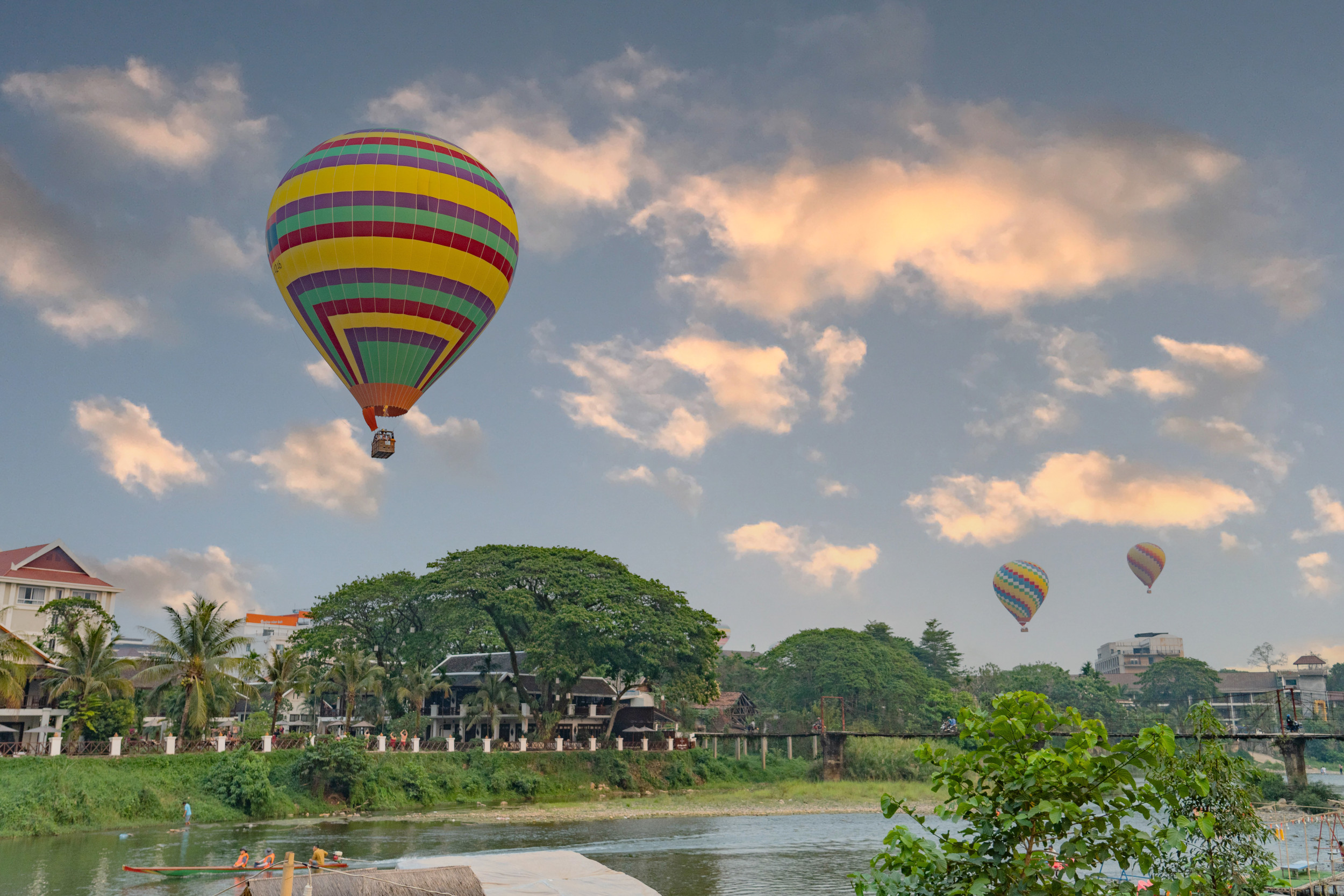 Hot Air Balloon Landing Goes Viral As It Crashes into Tree - Newsweek