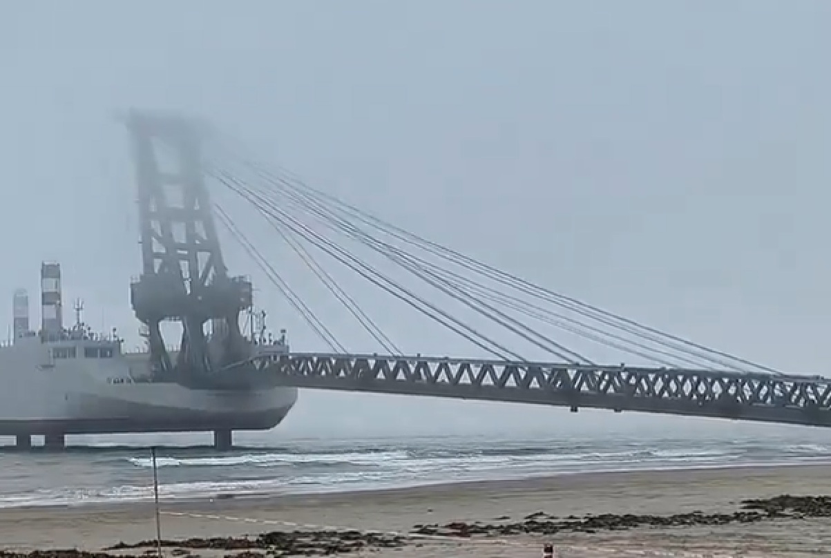 Footage emerges of China's special ships for "D-Day" operation against ...