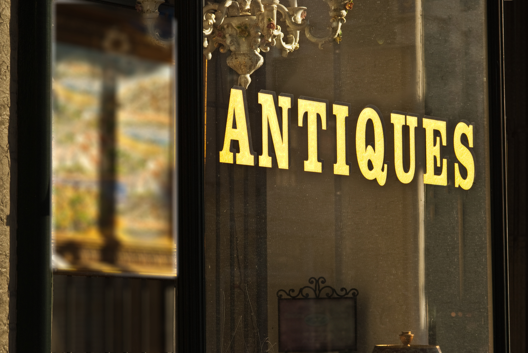 Woman's Boyfriend Goes to Antique Store, She's Unprepared for What He ...