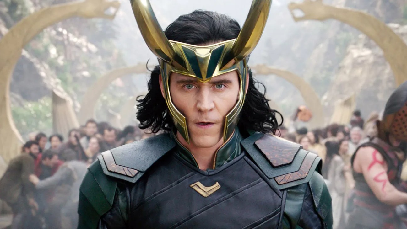 Tom Hiddleston Loki Glimlach Loki: Tom Hiddleston Explains Bringing
