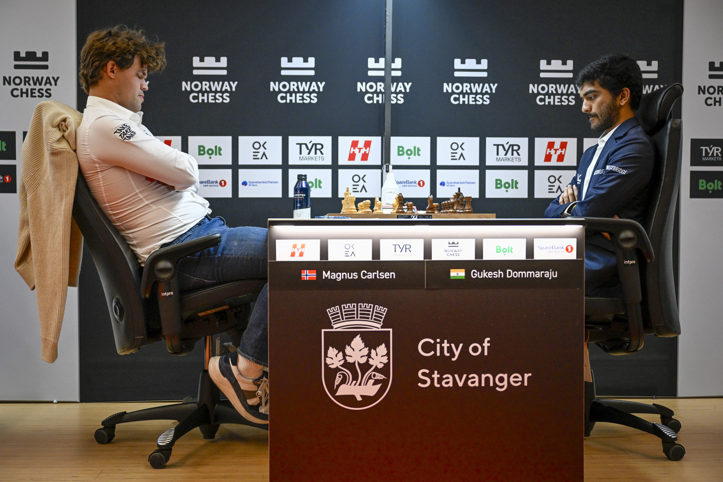 World No. 1 Chess Grandmaster Slams Table After Surprise Defeat: Video ...