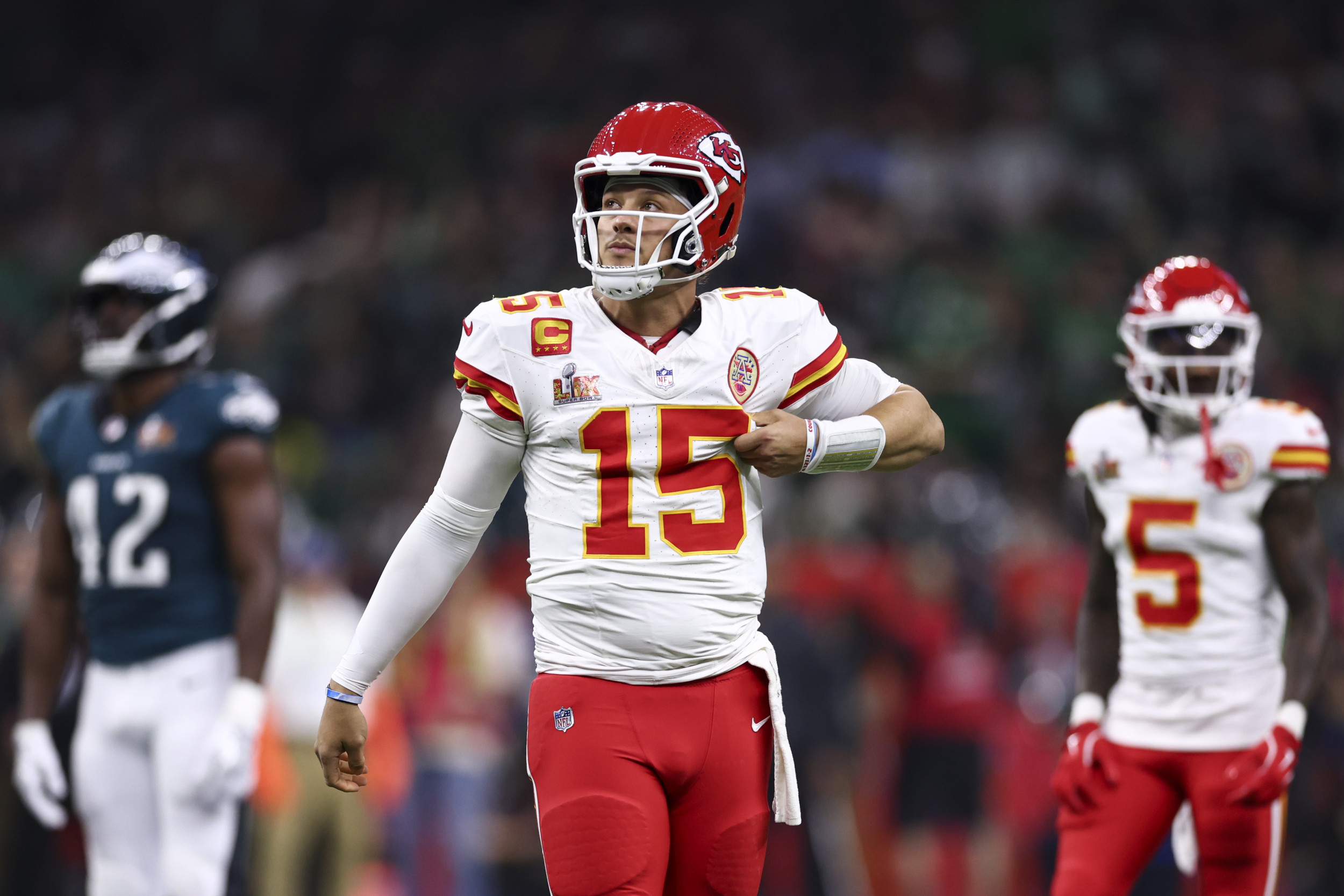 Eagles Star Signs Patrick Mahomes Card With Special Message - Newsweek