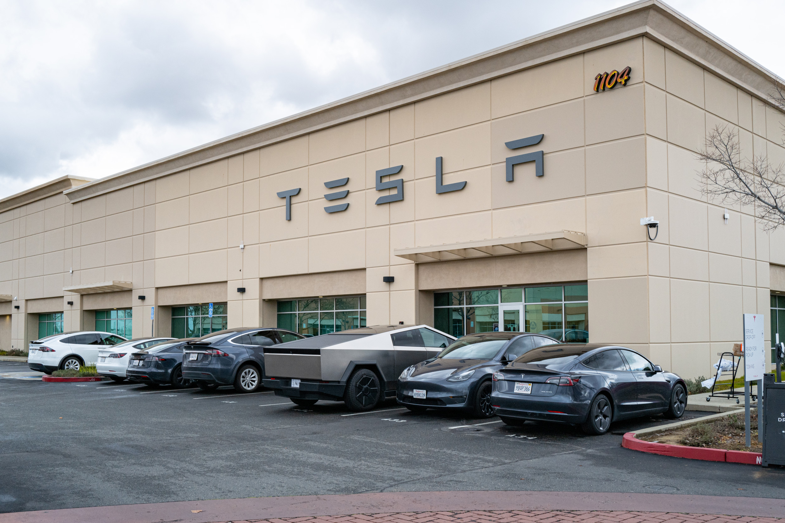 Tesla Owner Thinks They'll Be 'Upgraded for Life'—Quickly Realizes ...