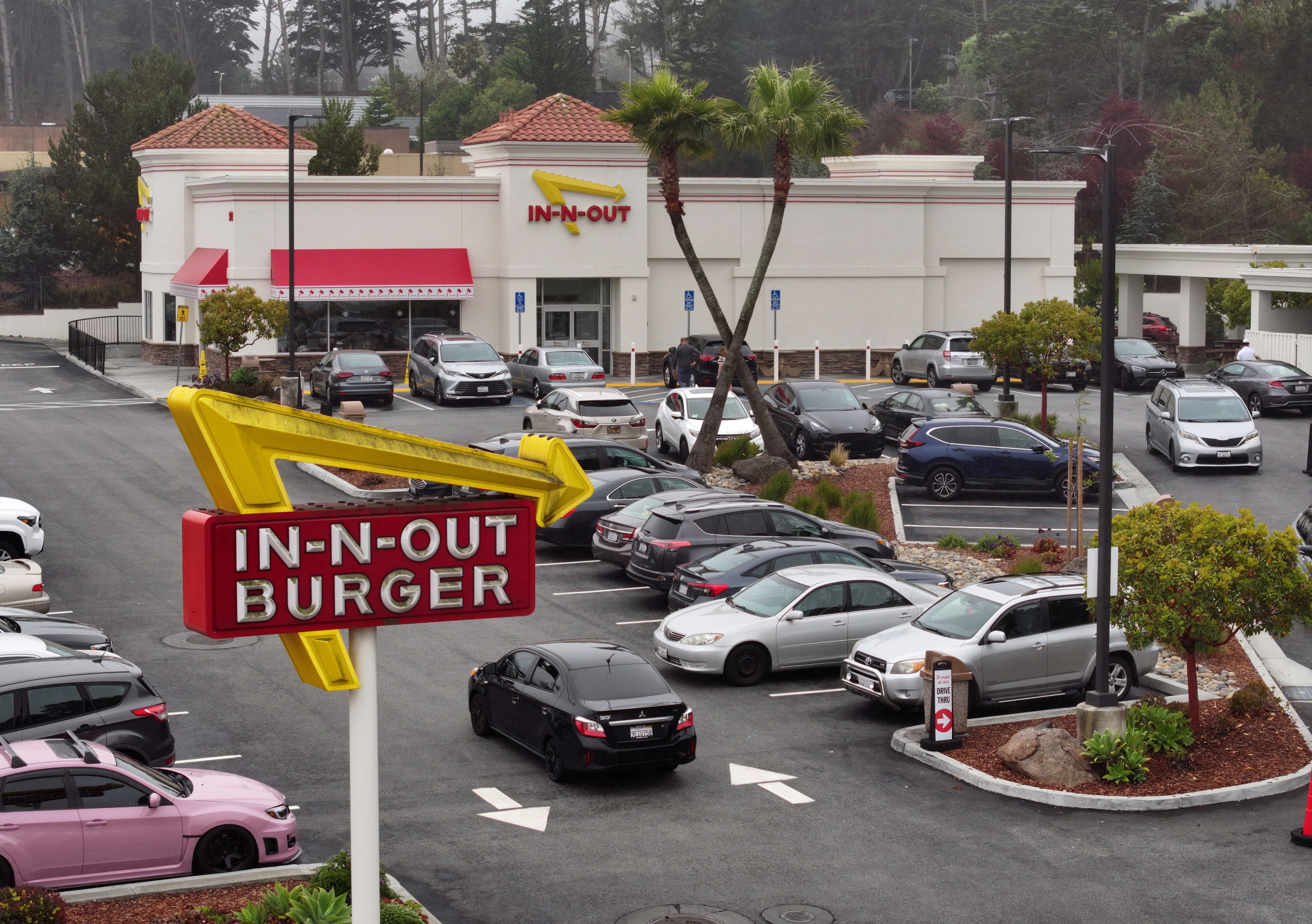 Man Floored by What In-N-Out Employees Do in Drive-Thru Line: 'Really ...