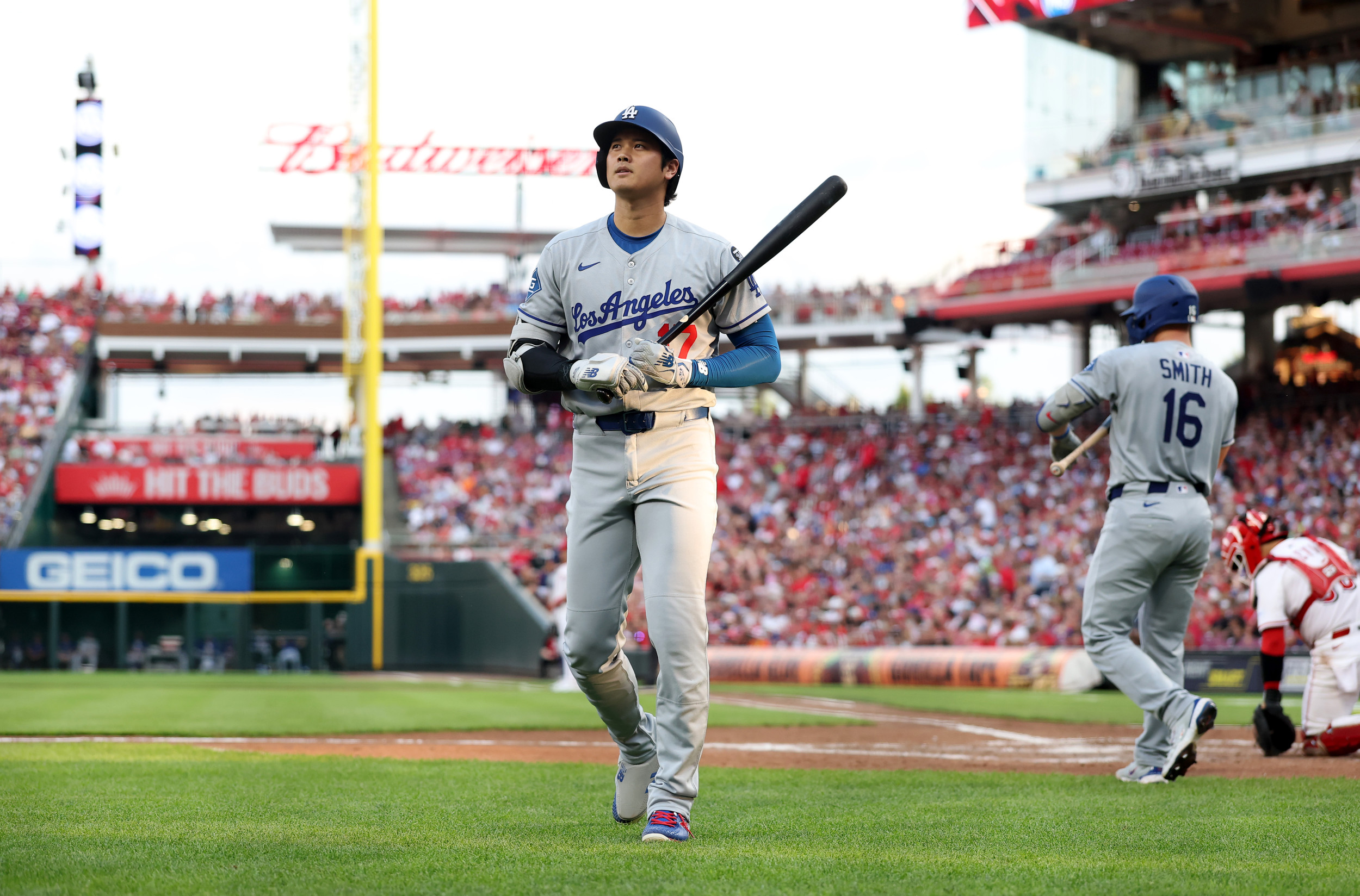 Dodgers Shohei Ohtani Leaves Game With Athletic Trainer Mid At-Bat ...